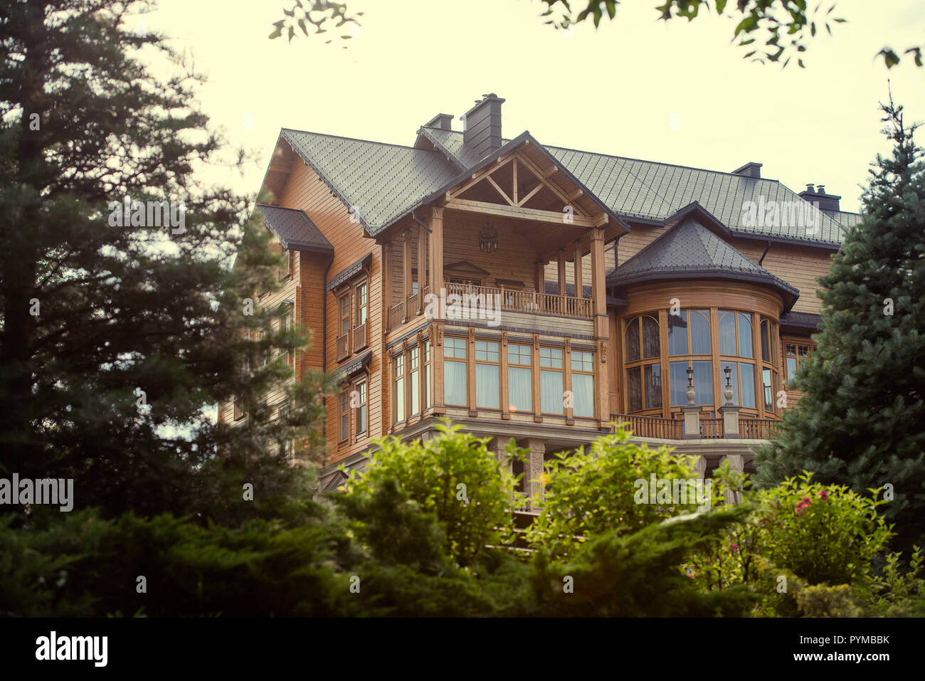 Large modern house exterior hi-res stock photography and images - Alamy