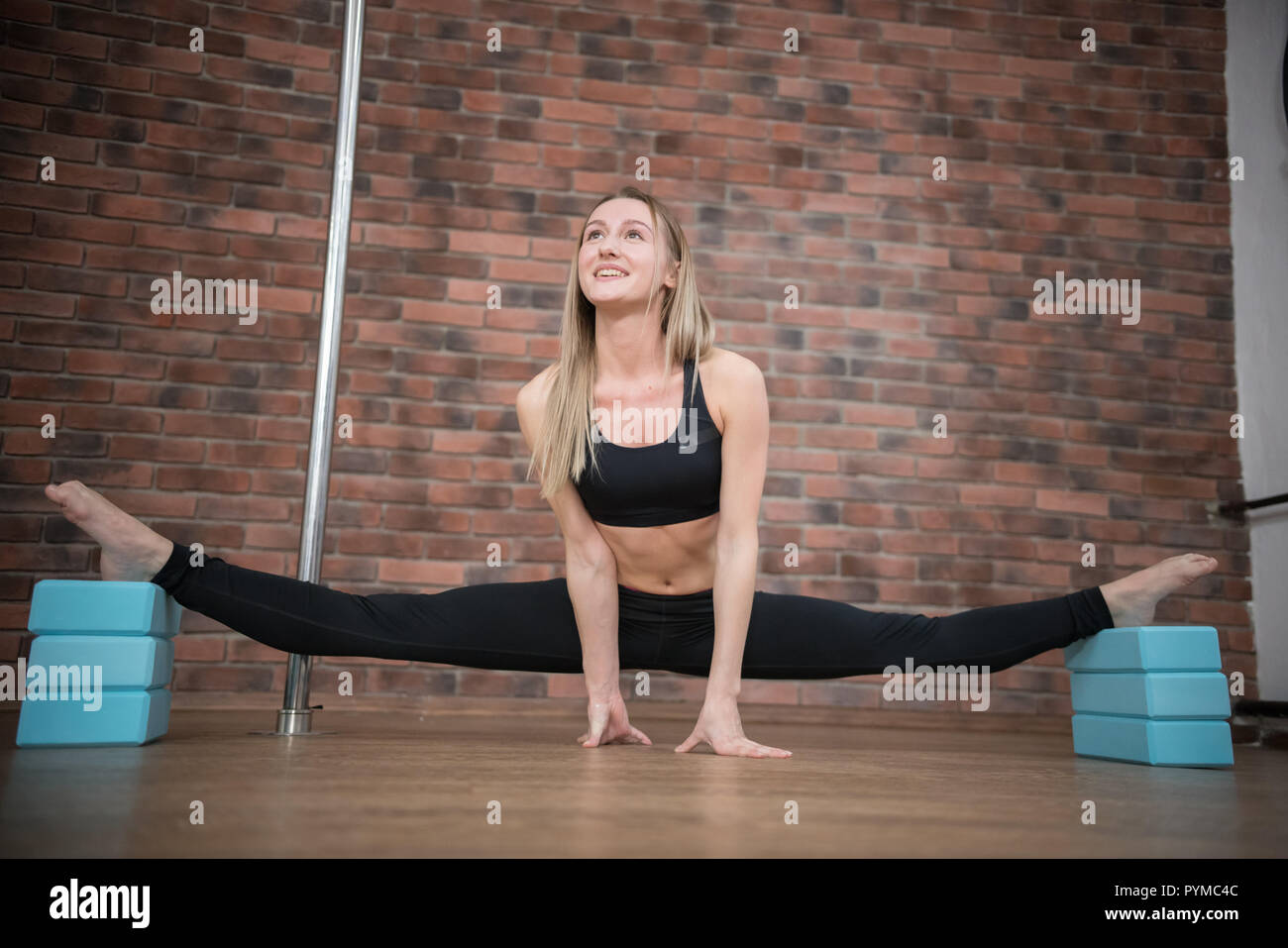 Ballet Dancer Doing Splits Stock Photos & Ballet Dancer Doing Splits ...