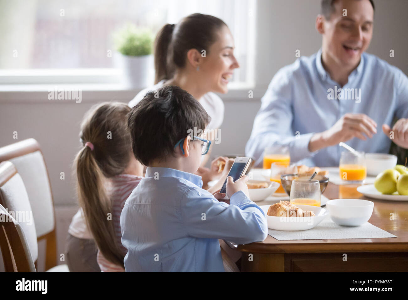 Children eating breakfast hi-res stock photography and images - Alamy