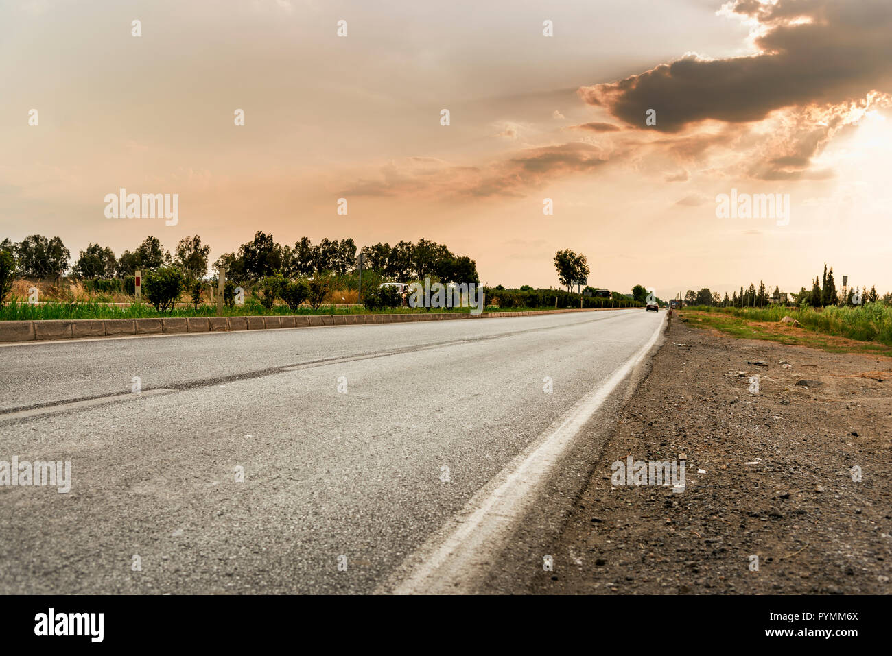 Road and empty city hi-res stock photography and images - Alamy