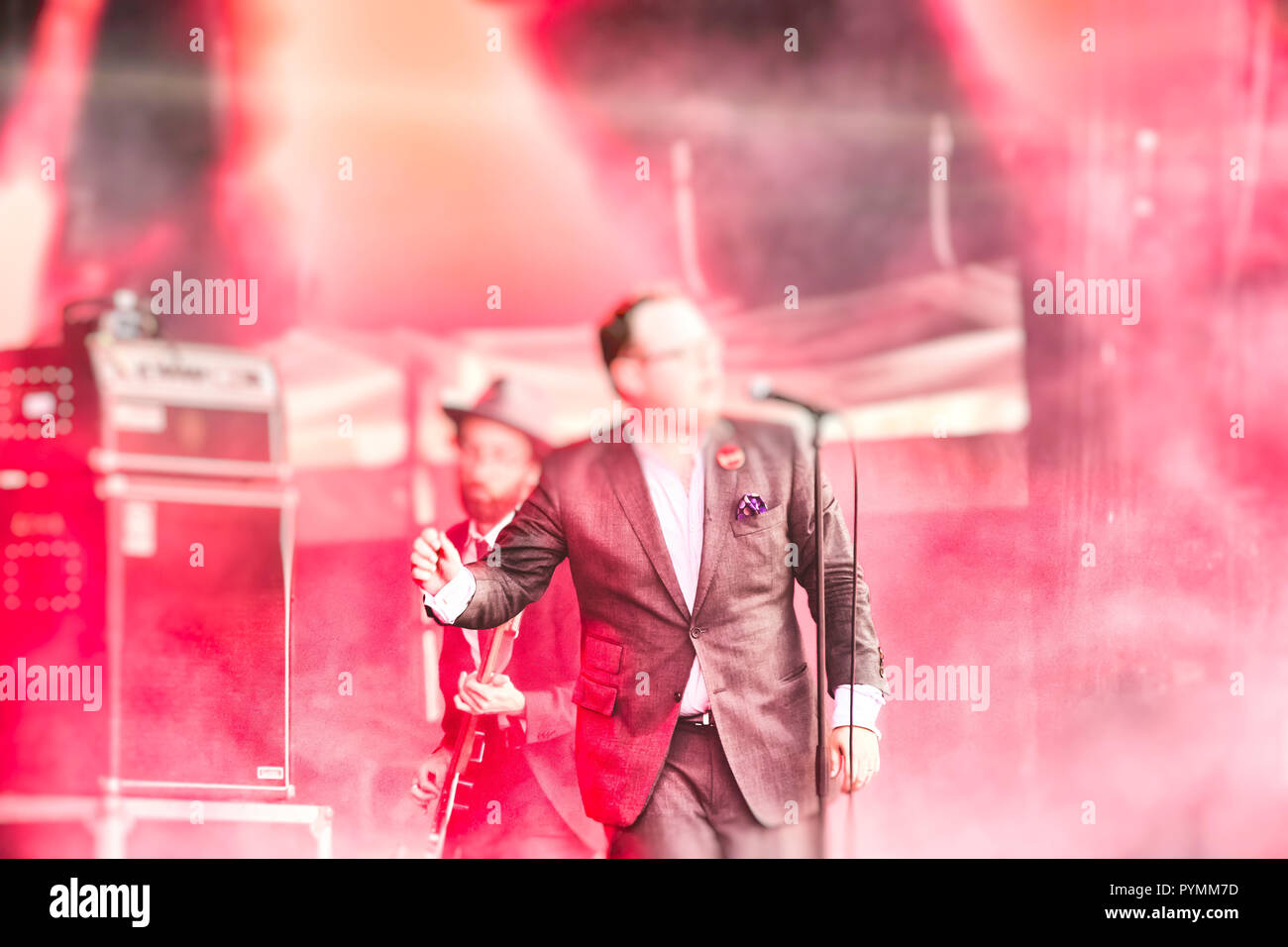 Soft motion blur blurred creativity filter rock band vocalist singer ...