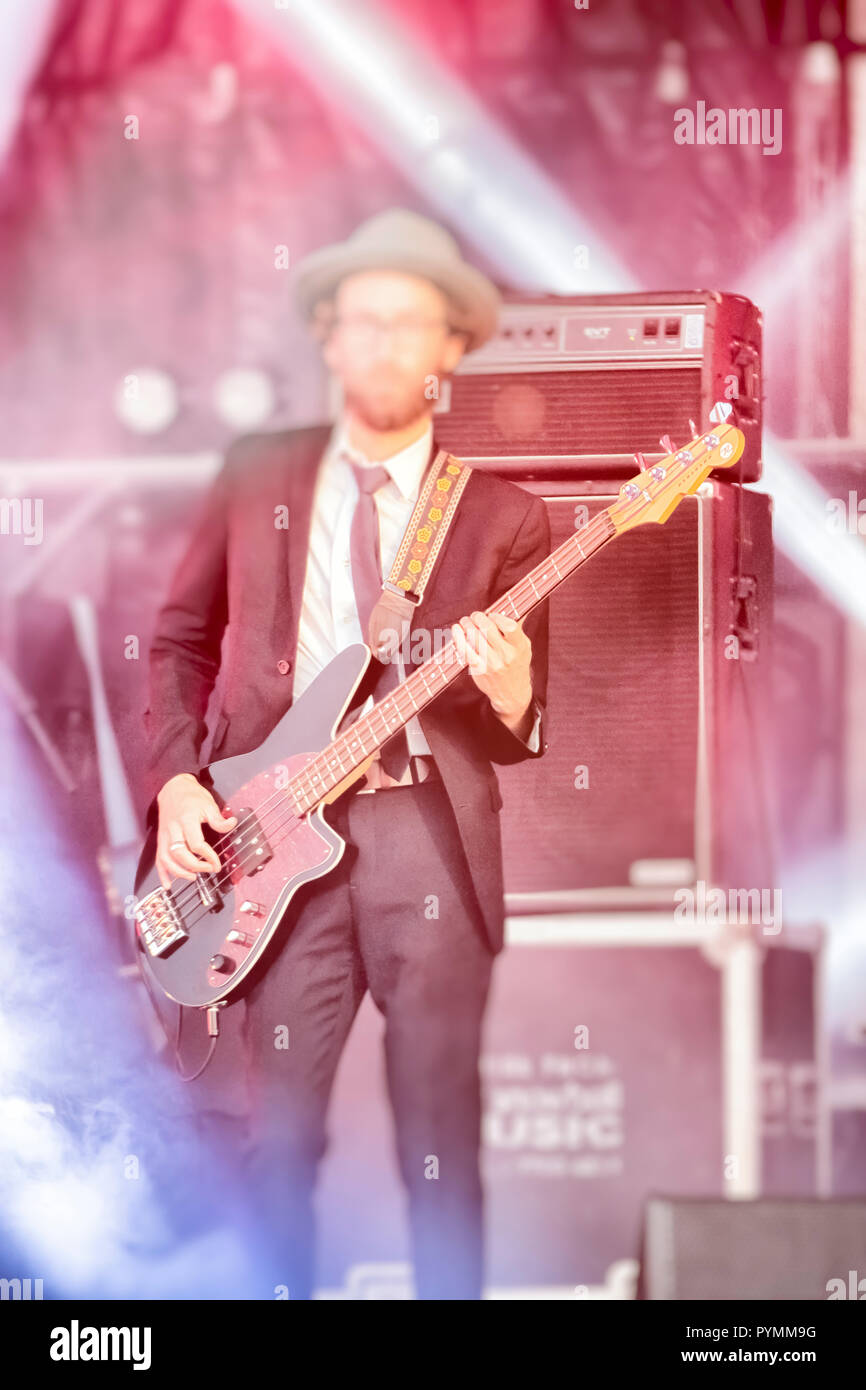 Blur vocalist hi-res stock photography and images - Alamy