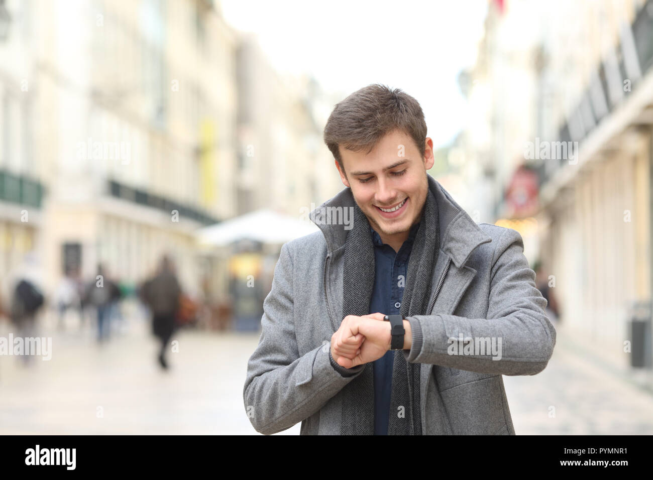 Man watching clock hi-res stock photography and images - Alamy
