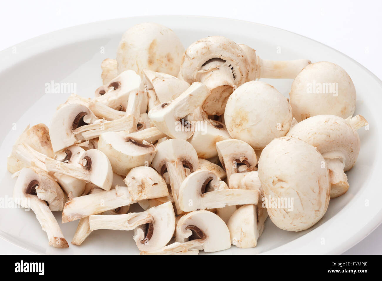 Button mushrooms whole and sliced into quarters Stock Photo - Alamy