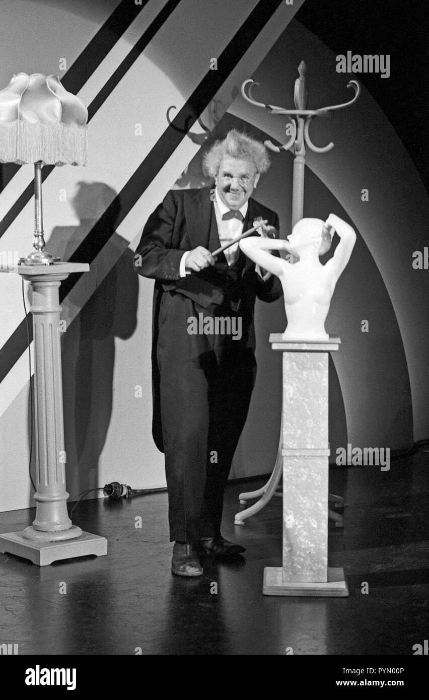 Clown Ossi Noble mit seiner Nummer "Der besessene Trommler" in Hamburg ...