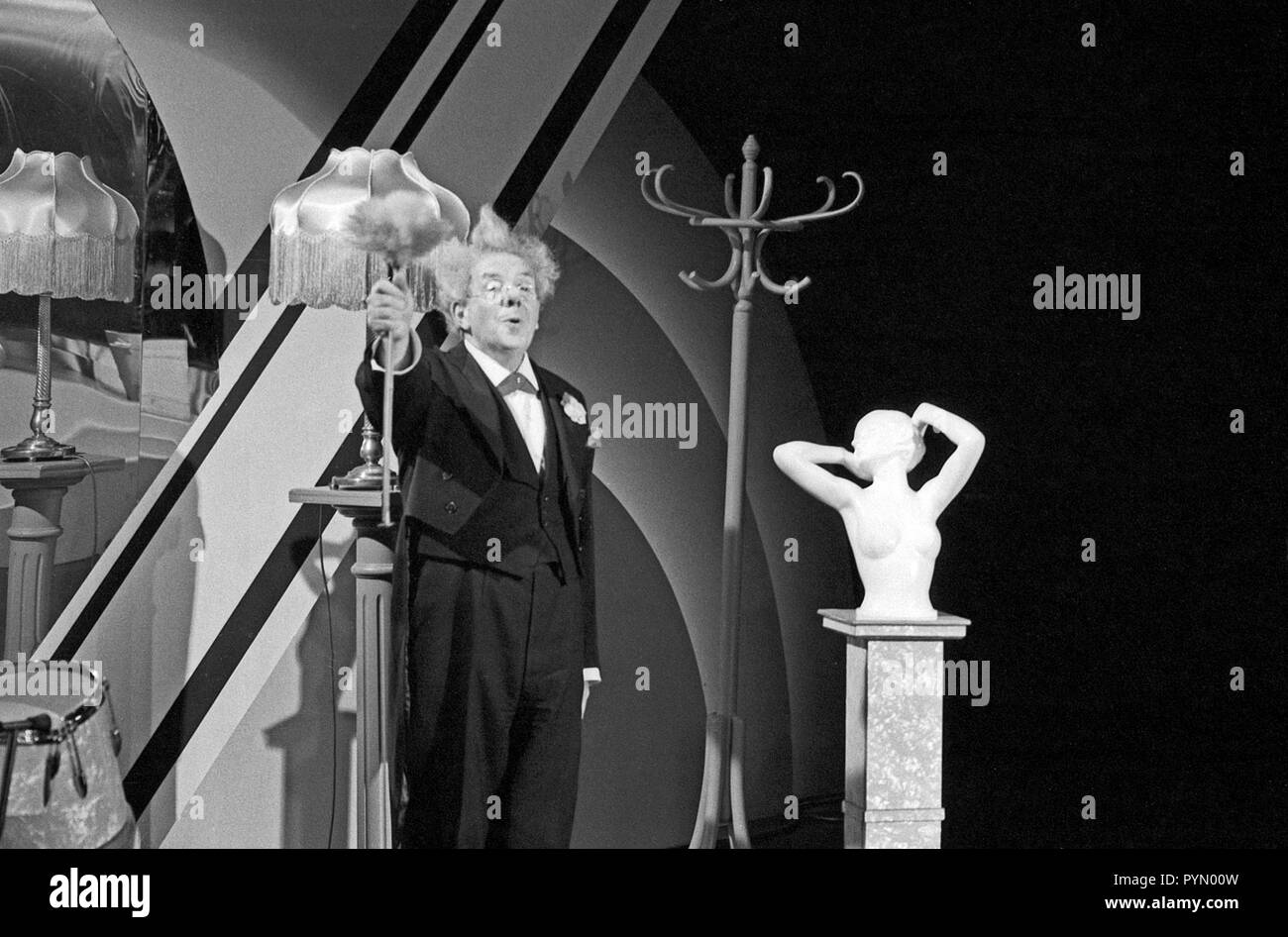 Clown Ossi Noble mit seiner Nummer "Der besessene Trommler" in Hamburg ...