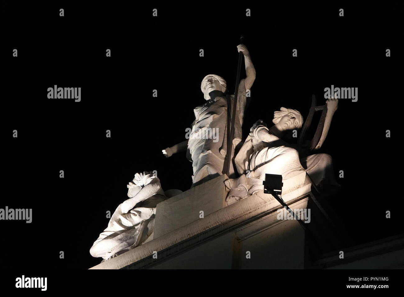 English palladium style hi-res stock photography and images - Alamy