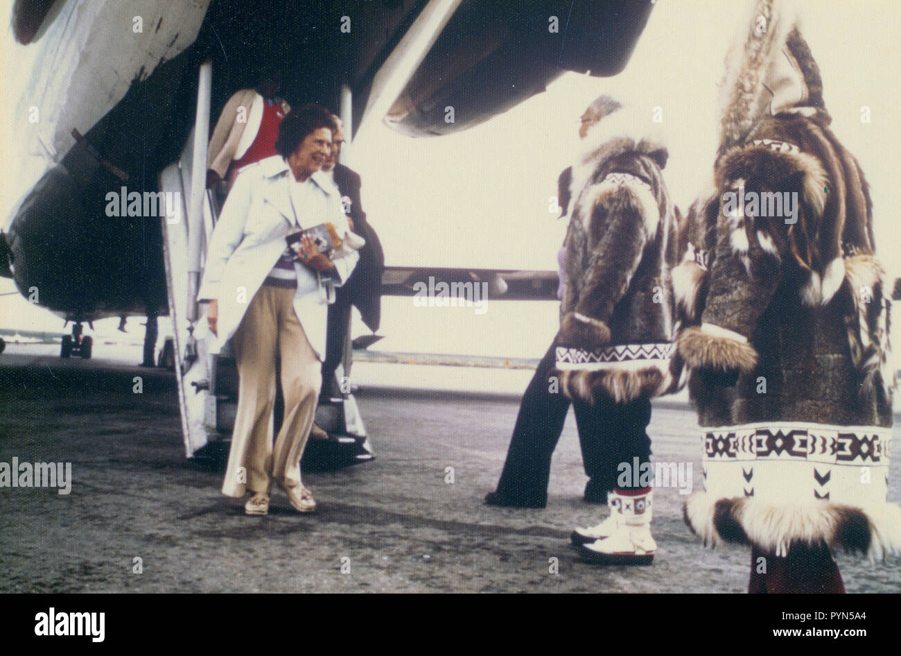 Eskimos greeting visitor hi-res stock photography and images - Alamy