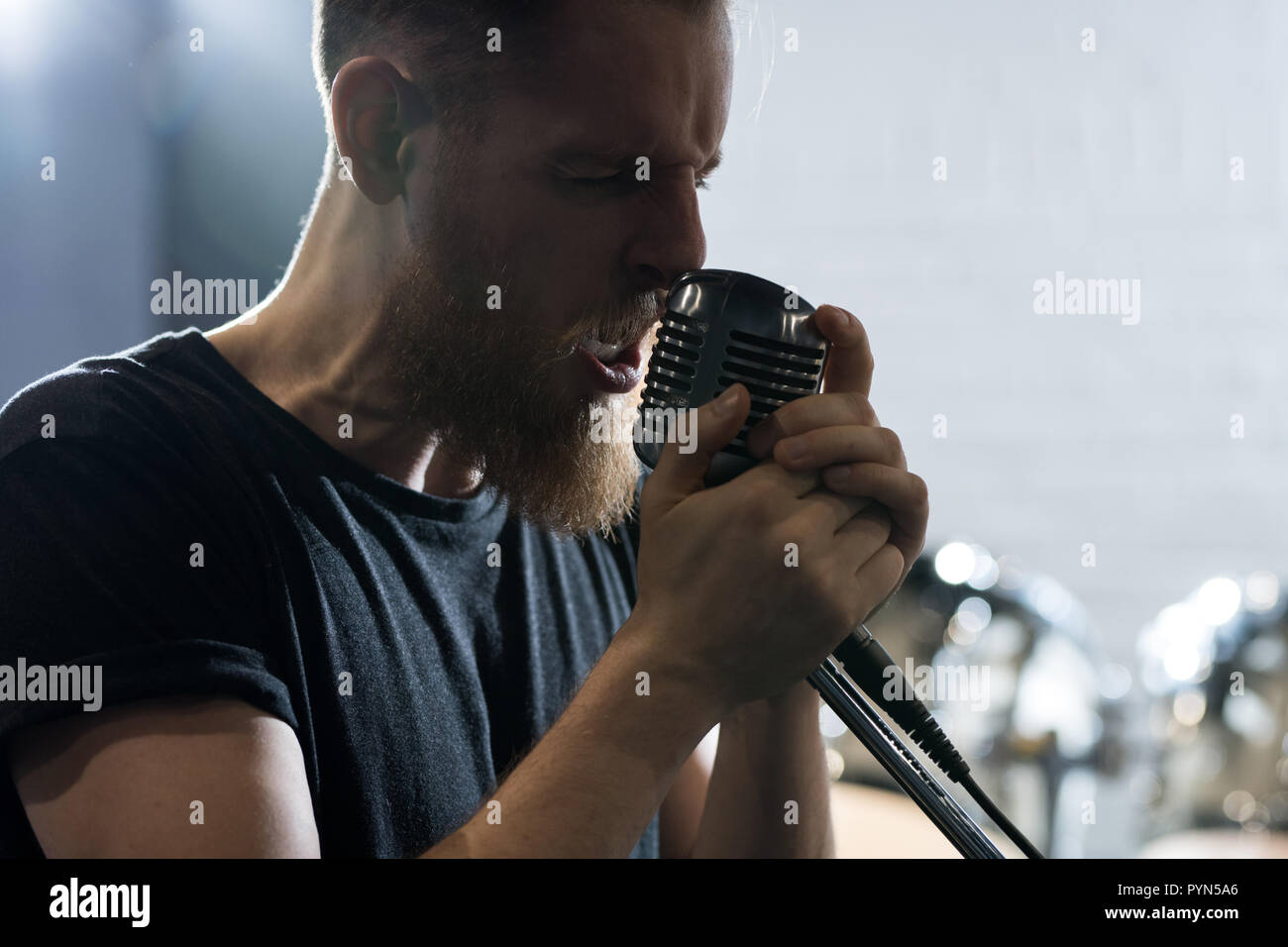 Man shouting mic hi-res stock photography and images - Alamy