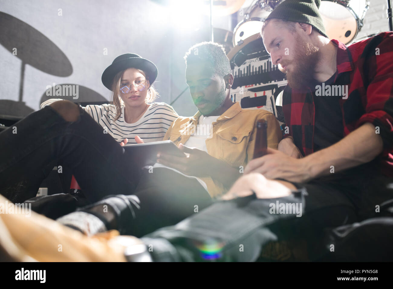 People chilling out hi-res stock photography and images - Alamy