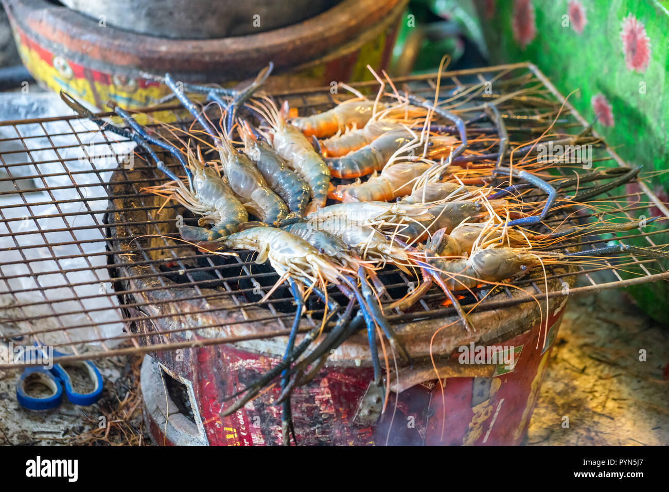 shrimp grilled seafood on stove Stock Photo - Alamy