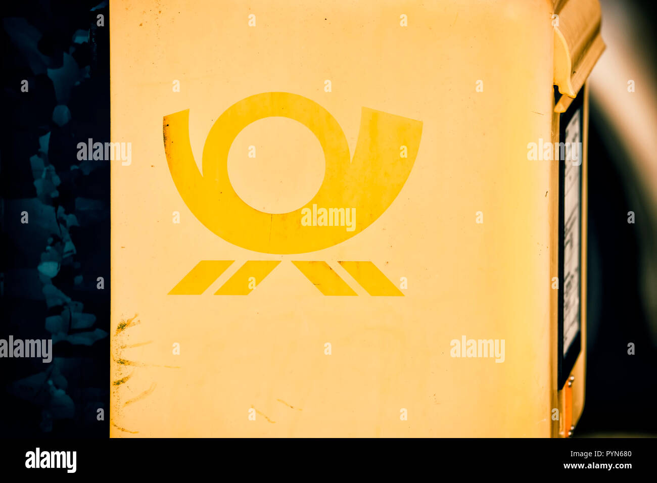 Gelb zeichen hi-res stock photography and images - Alamy