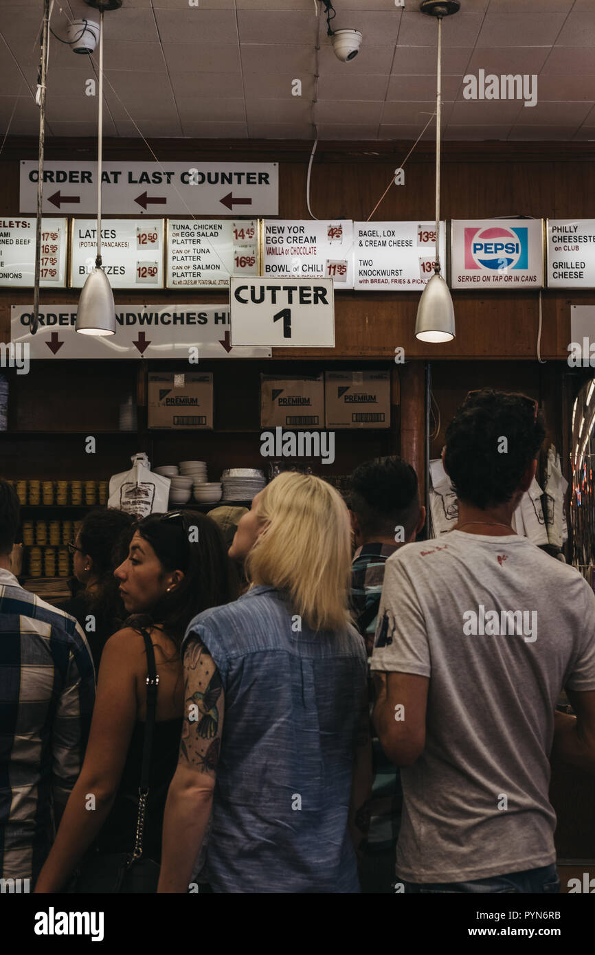 Katz deli counter new york city hi-res stock photography and images - Alamy
