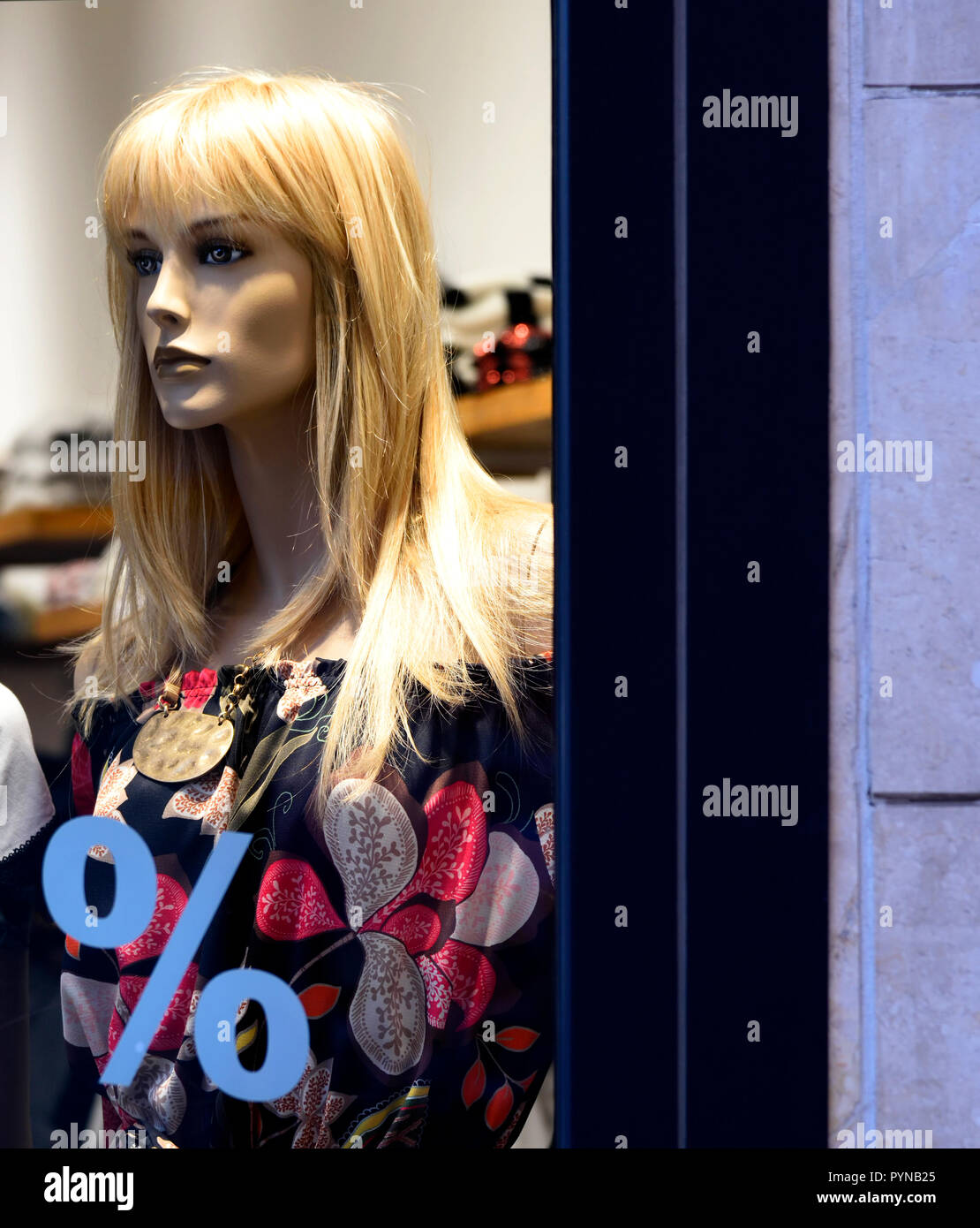 La moda shop hi-res stock photography and images - Alamy