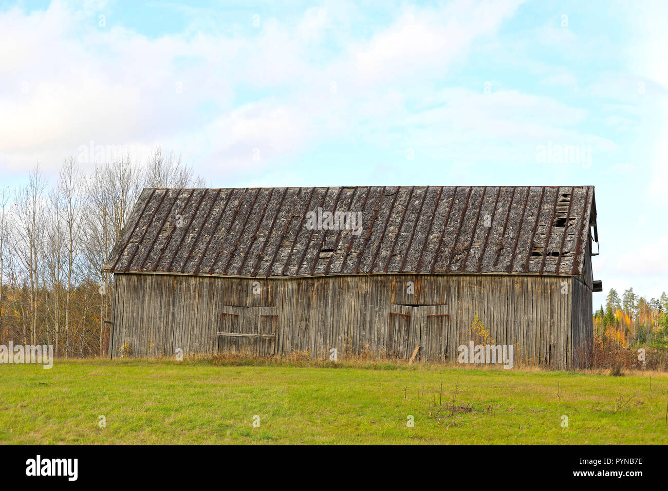 Blue roof barn hi-res stock photography and images - Alamy