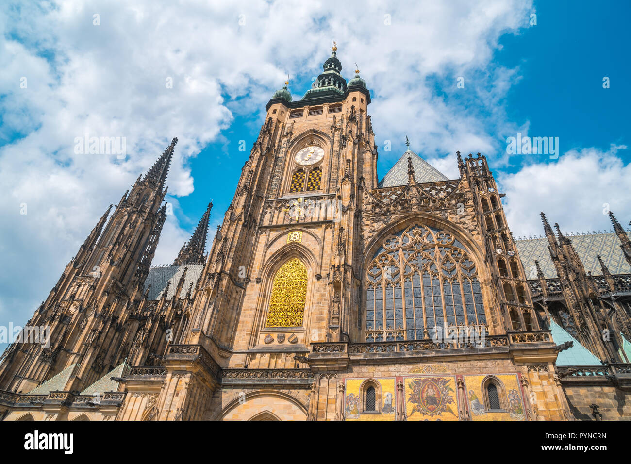 St. Vitus Cathedral in Prague in a beautiful summer day Stock Photo - Alamy