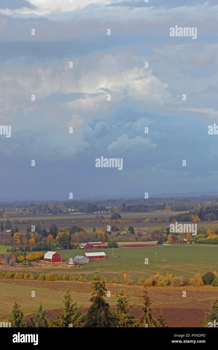 Red barn storm clouds hi-res stock photography and images - Alamy
