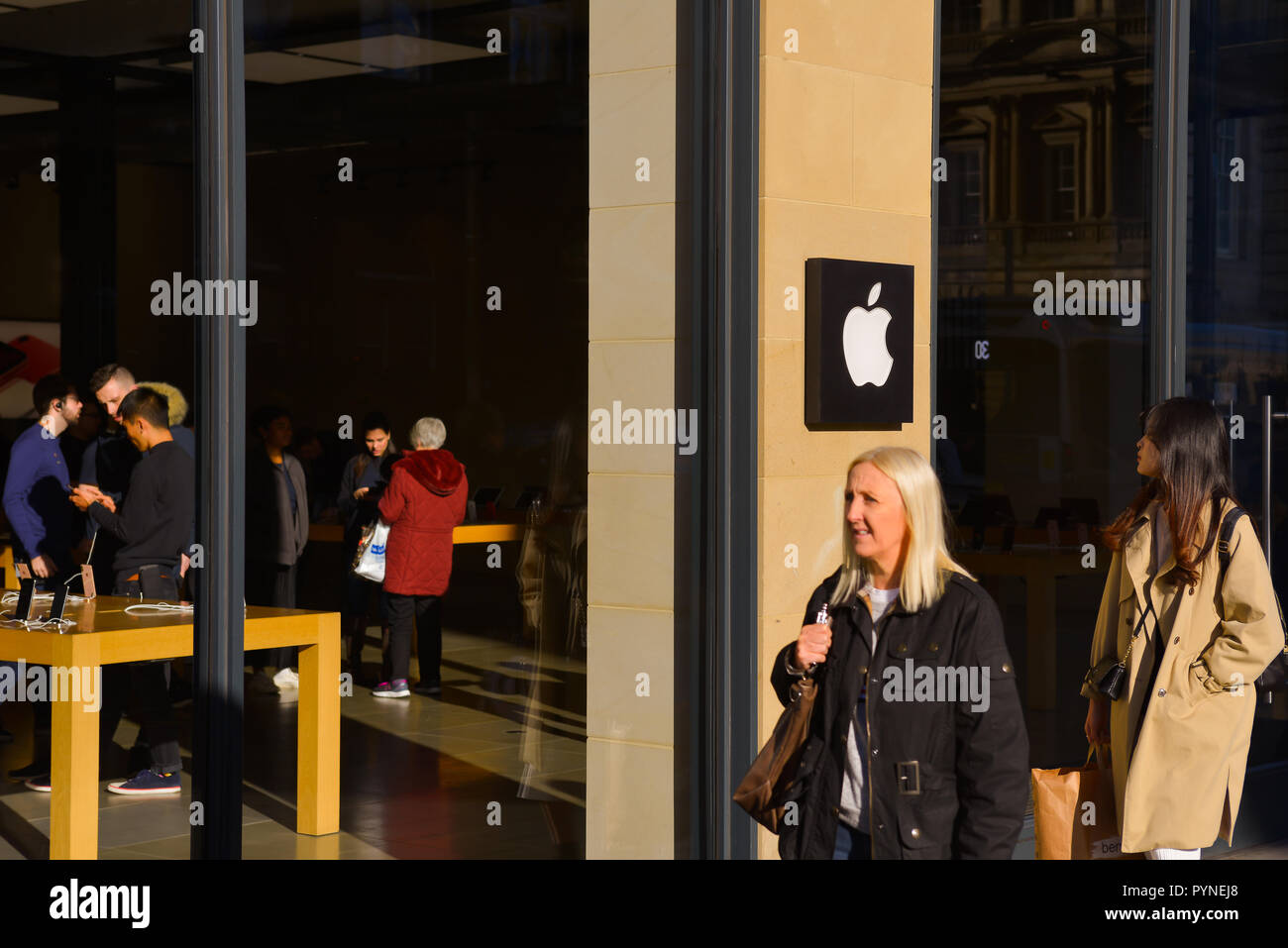 Apple store in edinburgh hi-res stock photography and images - Alamy