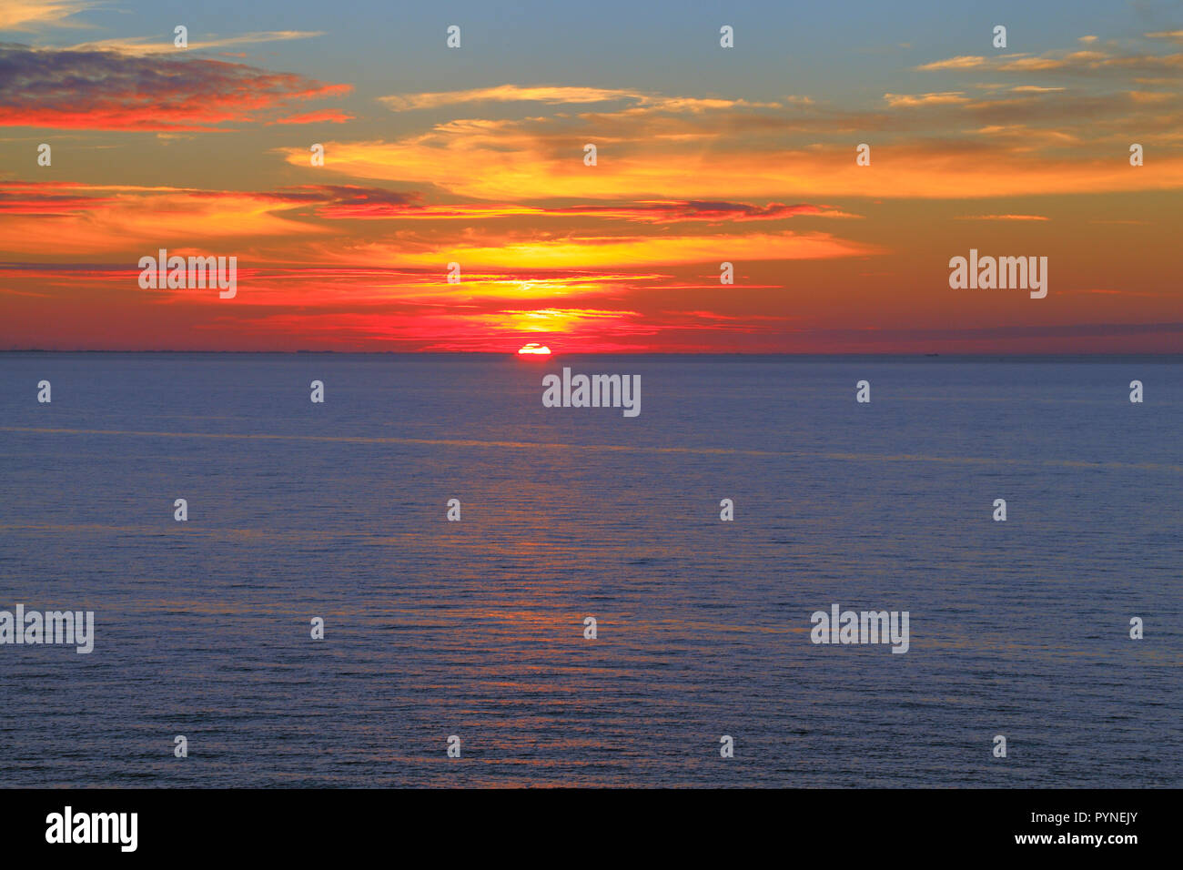 Red colour sky hi-res stock photography and images - Alamy