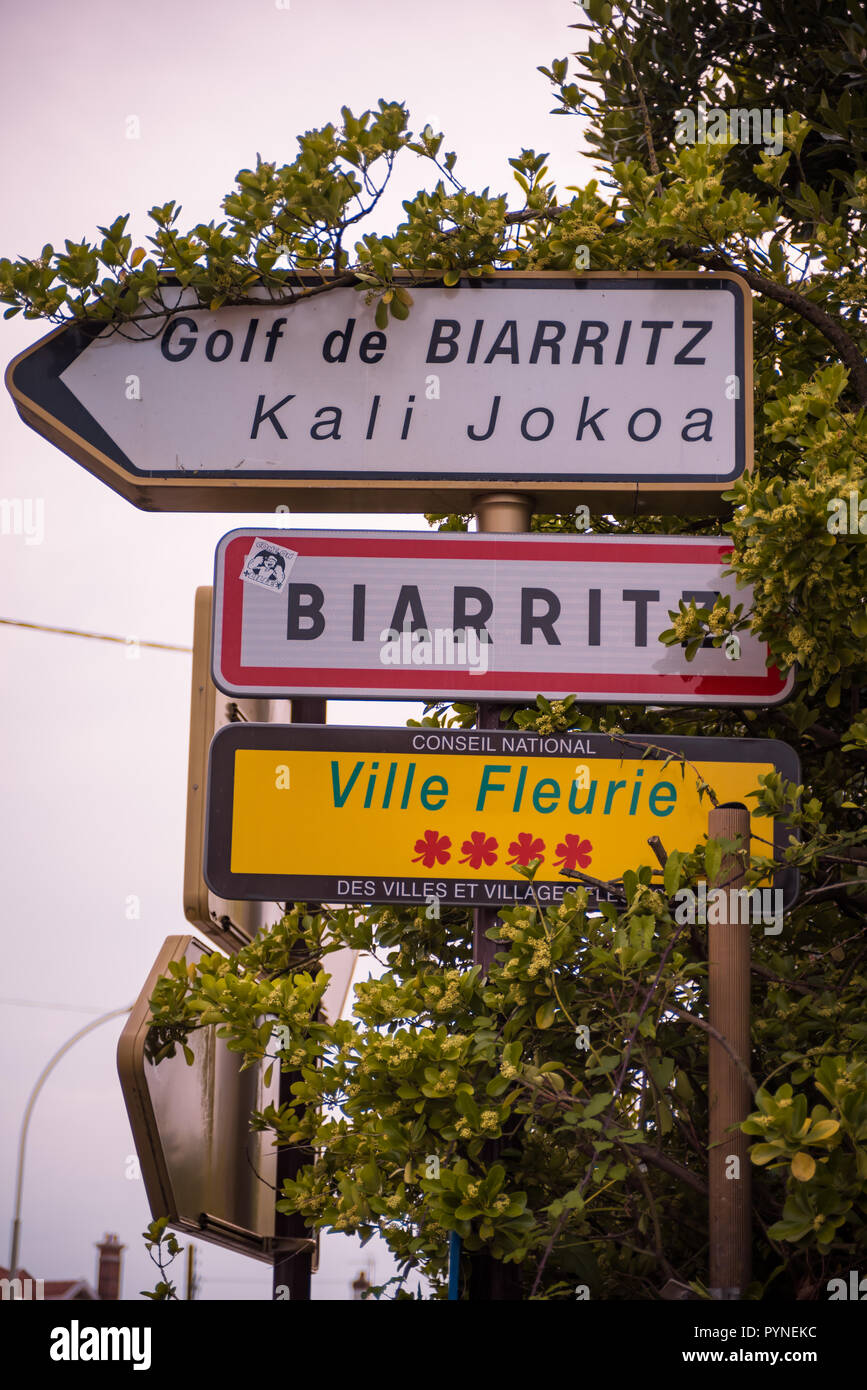 Signage board hi-res stock photography and images - Alamy