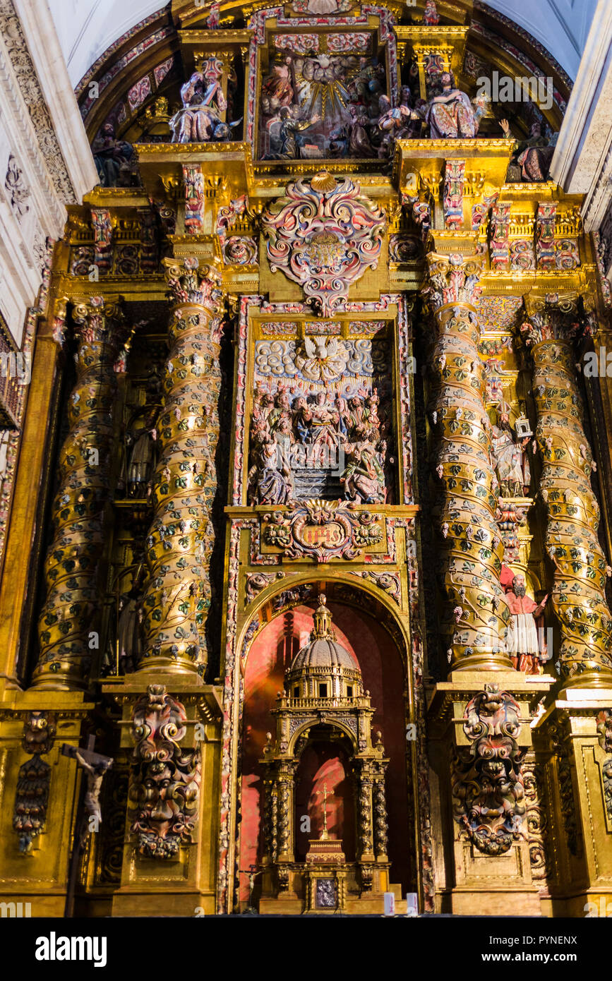 Solomonic columns hi-res stock photography and images - Alamy