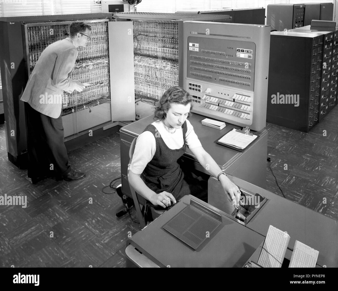 Ibm type t04 electronic data processing machine hi-res stock ... Ibm type t04 electronic data processing machine hi-res stock ...