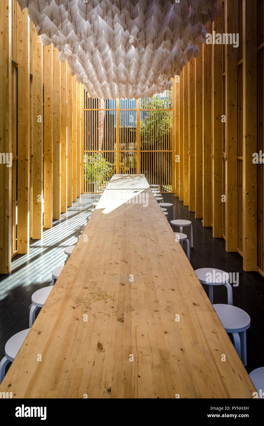 Long dinning table hi-res stock photography and images - Alamy
