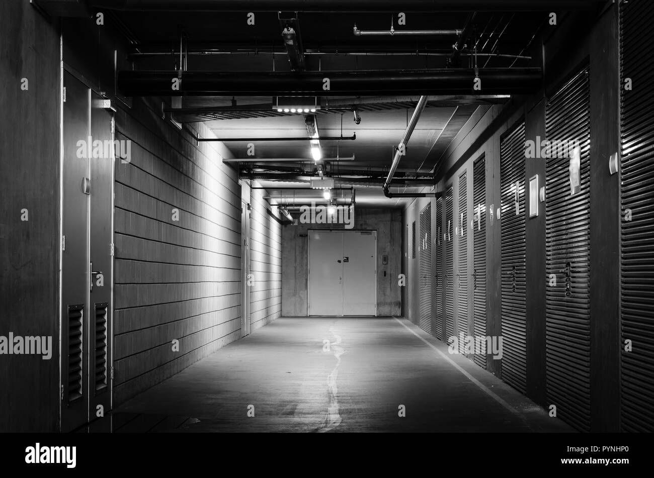 dark hall way Stock Photo - Alamy