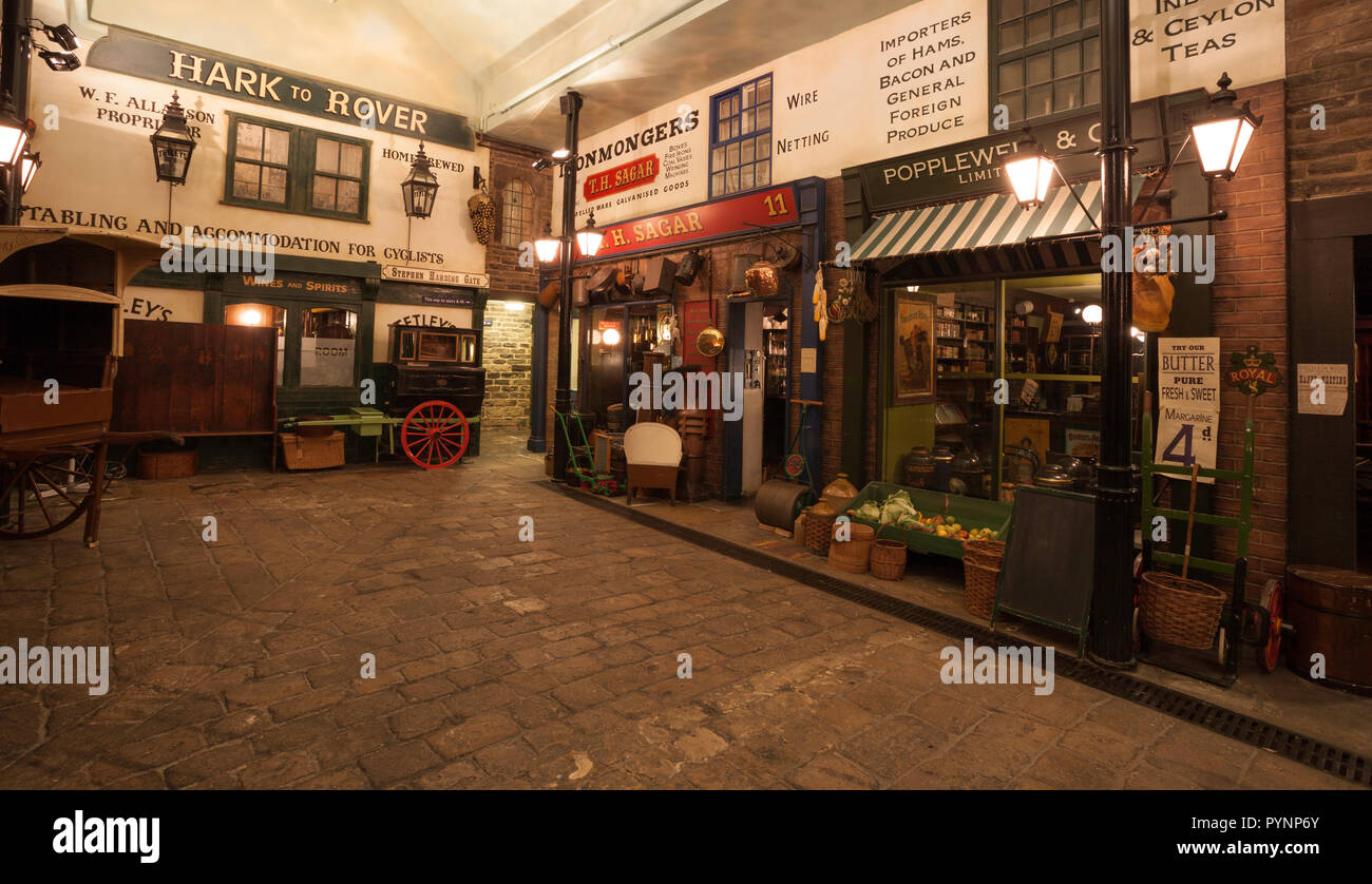 Victorian street scene hi-res stock photography and images - Alamy