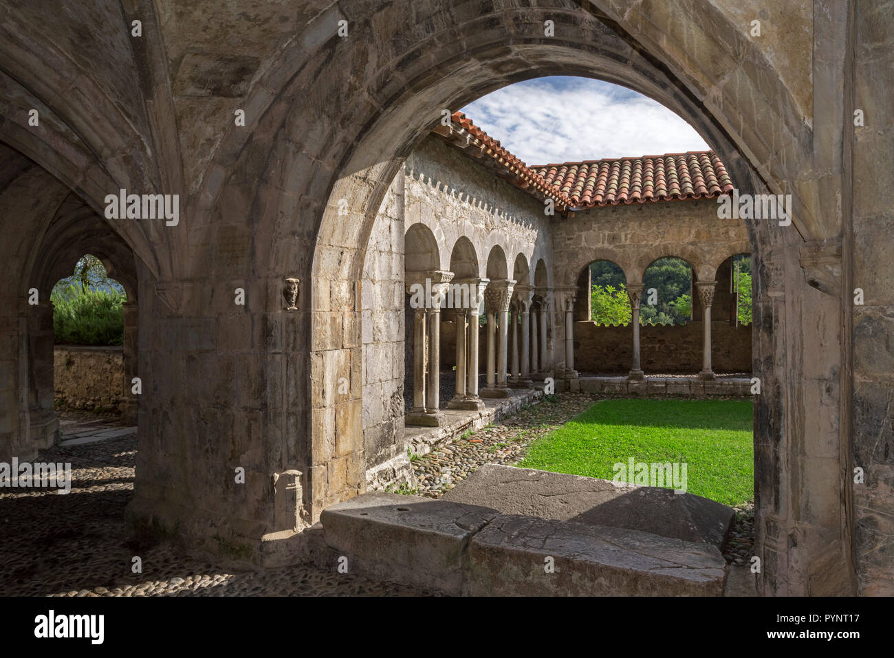 Cathédrale notre dame de saint bertrand de comminges hi-res stock ...