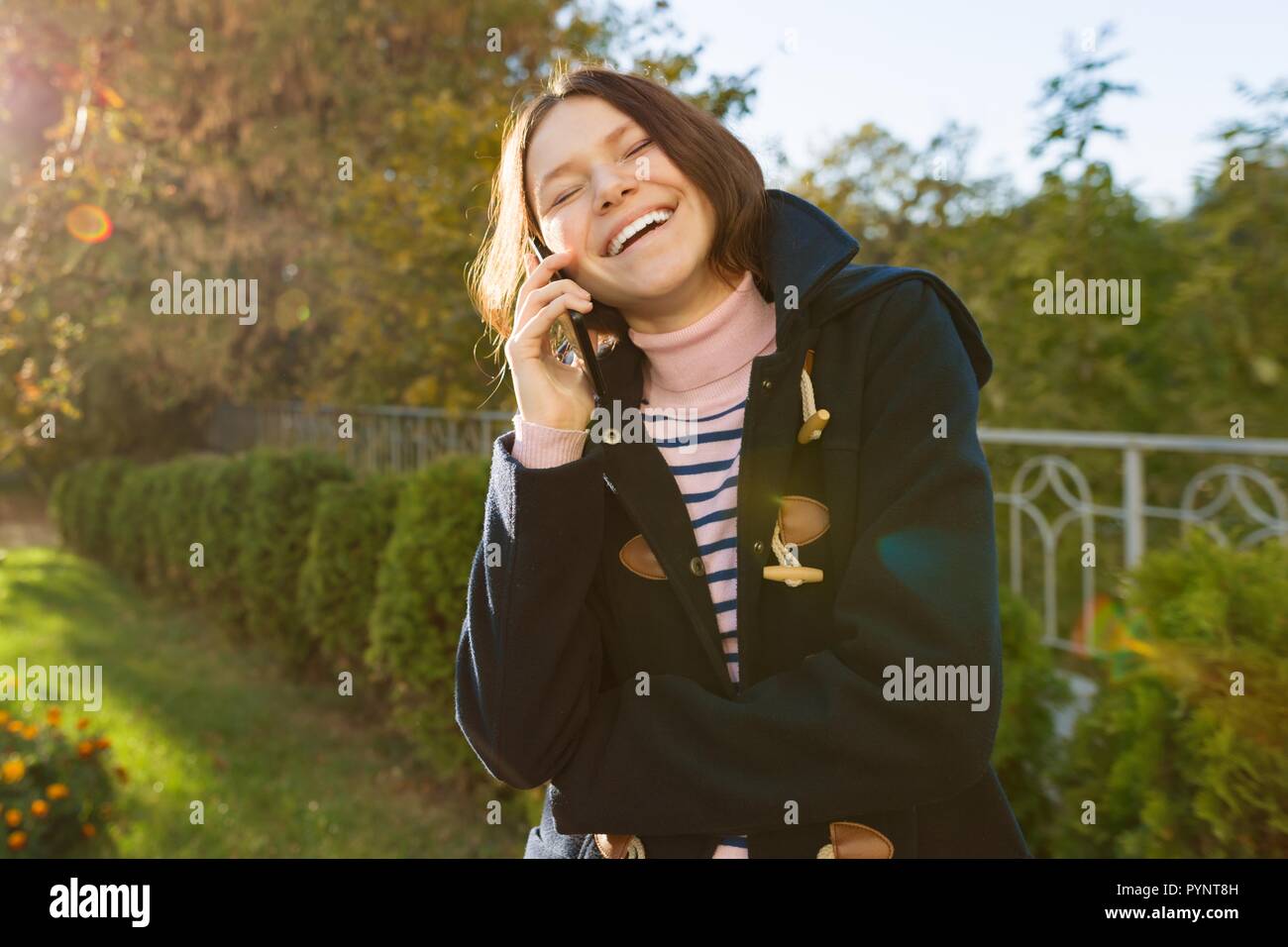 Teen girls using cell phone hi-res stock photography and images - Alamy