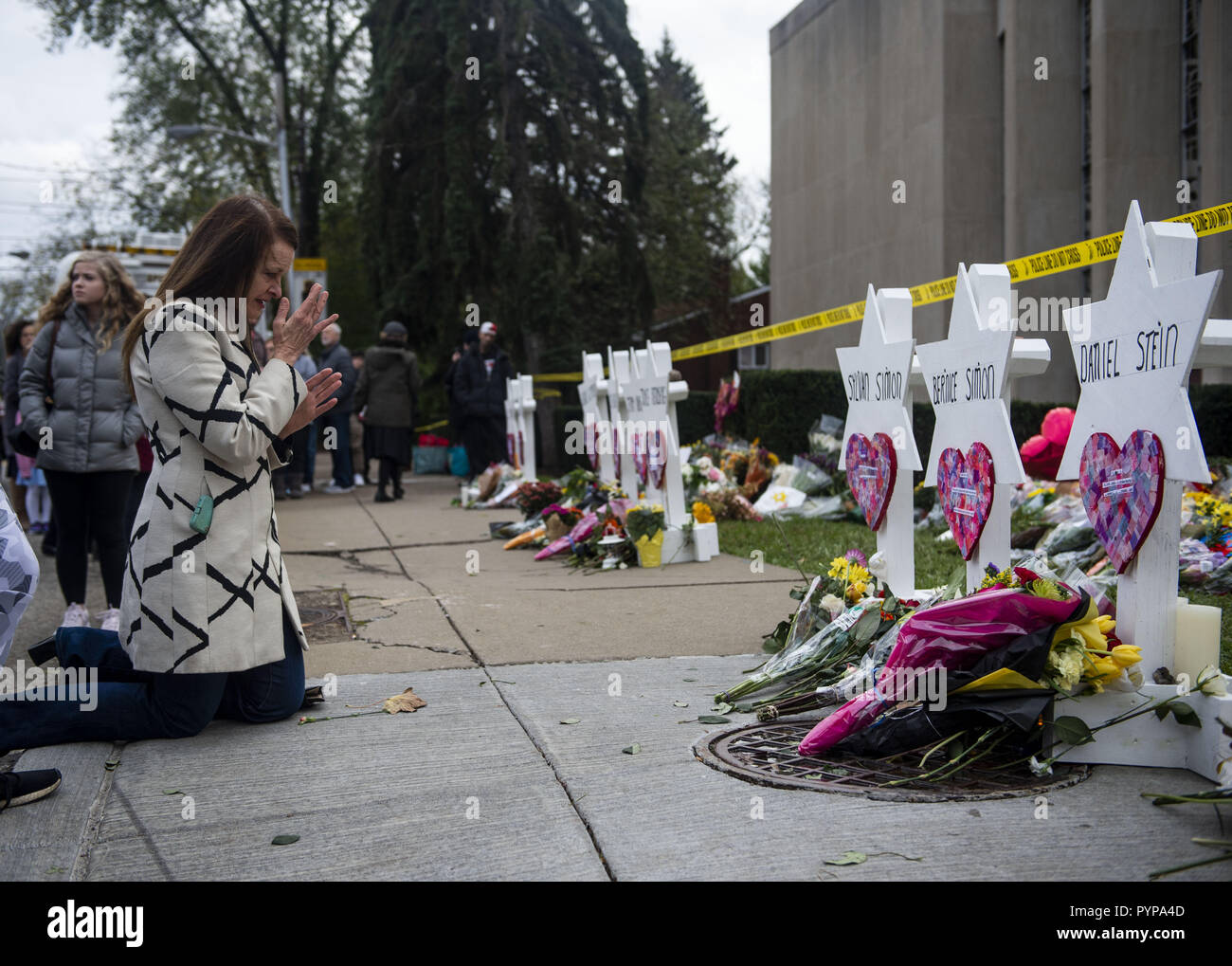 Pittsburgh, Pennsylvania, USA. 29th Oct, 2018. A woman seen praying at ...