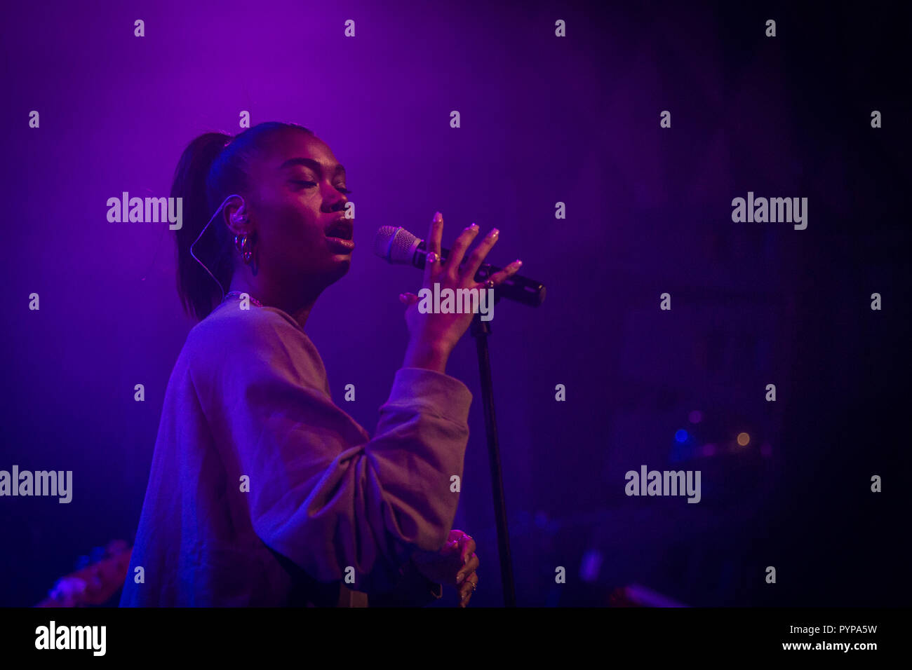 Amber mark singer hi-res stock photography and images - Alamy