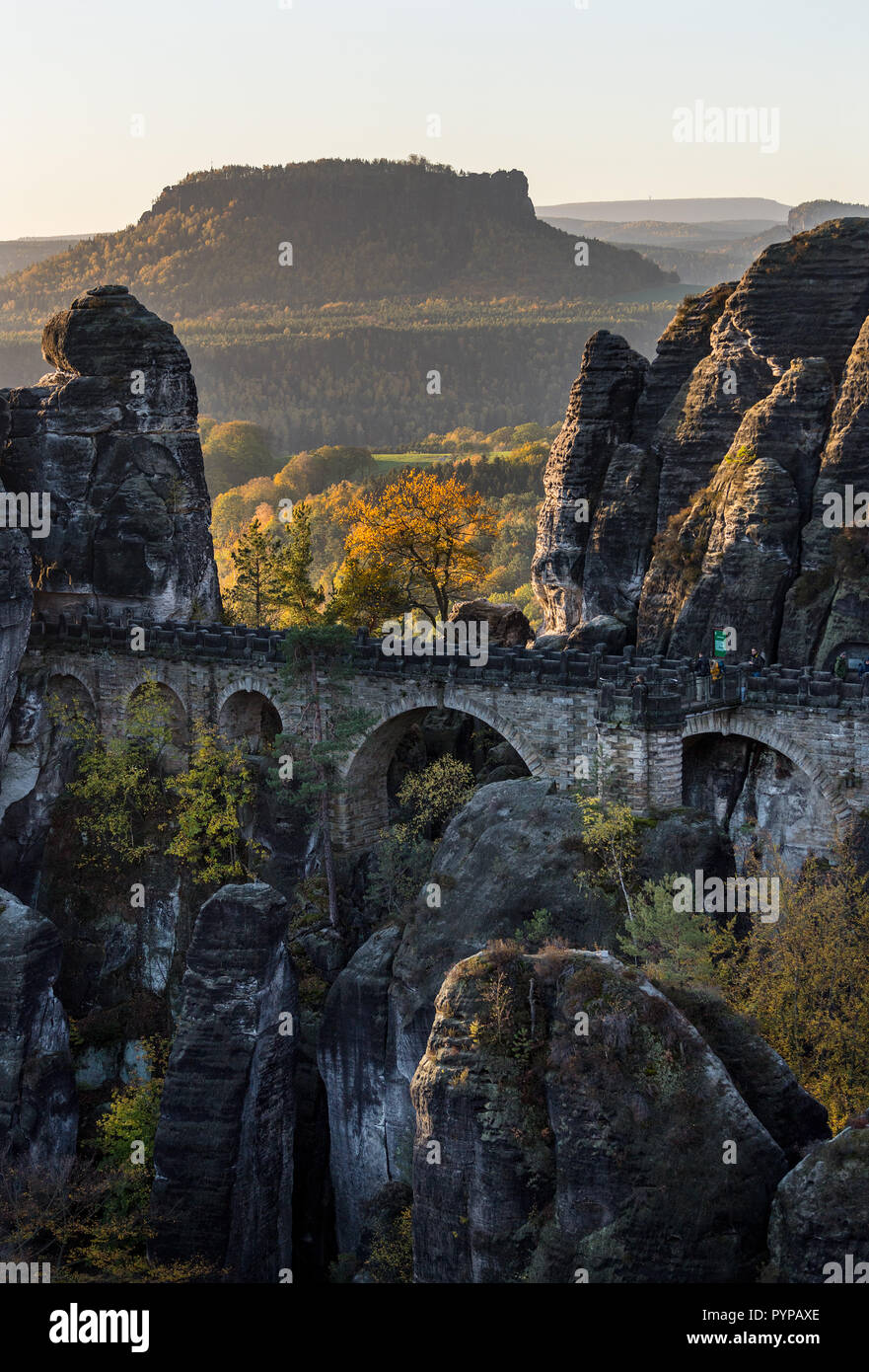 Lohmen, Germany. 30th Oct, 2018. The rising sun bathes the rock ...