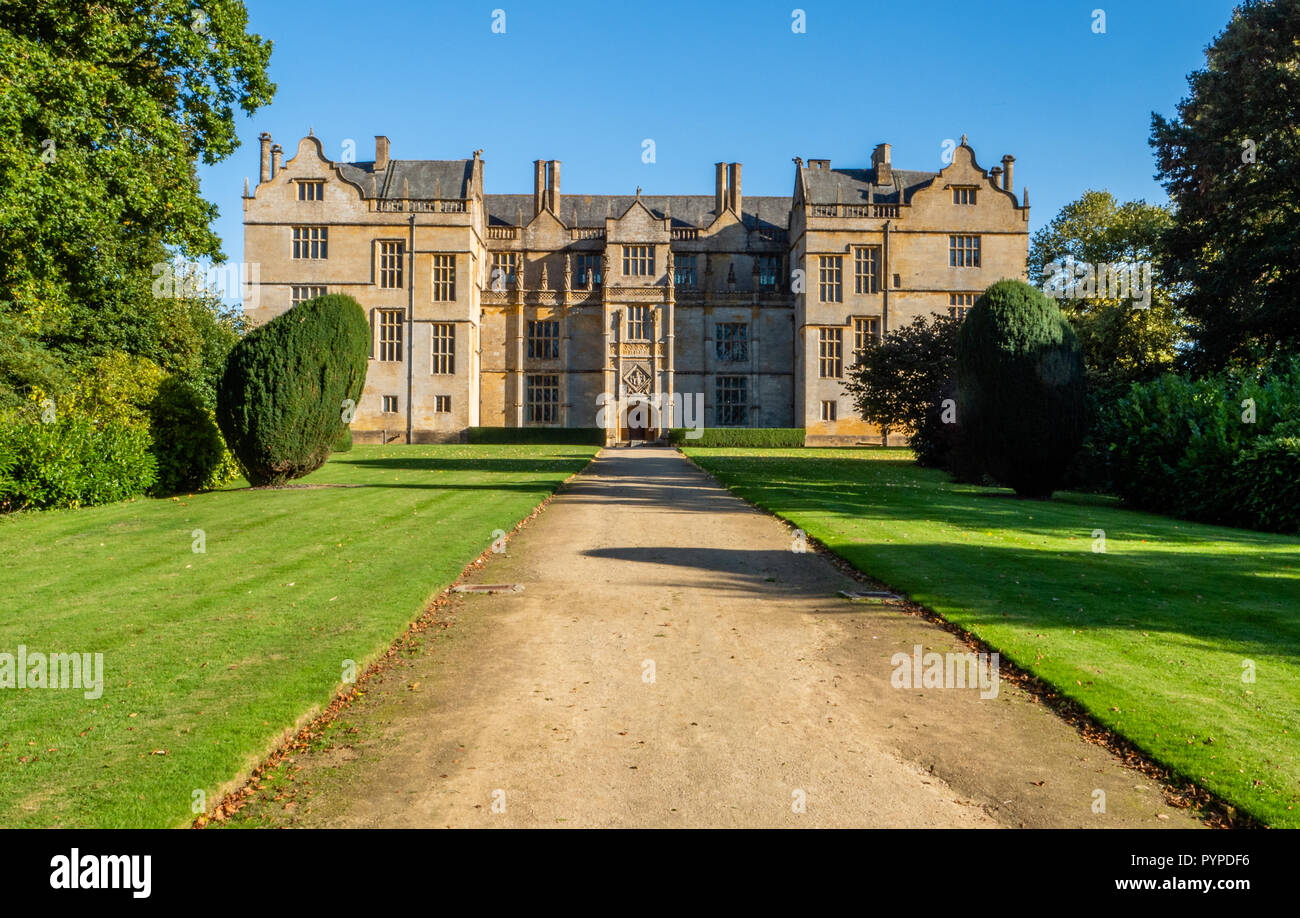 Formal topiary manor house hi-res stock photography and images - Alamy