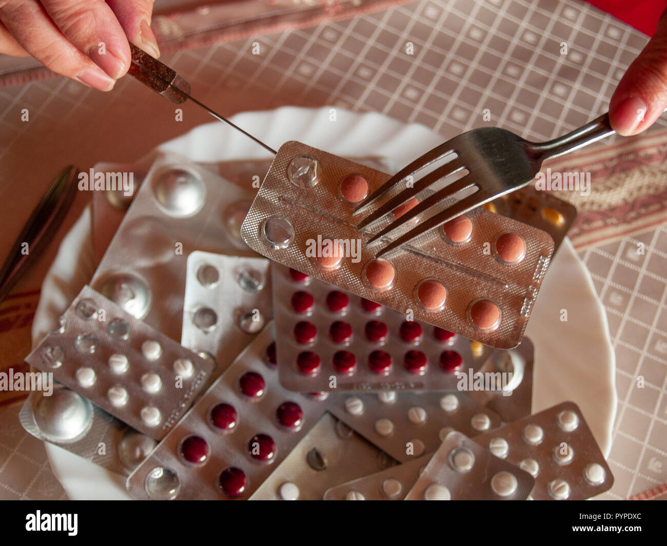 Medicine tablets on plate hi-res stock photography and images - Alamy