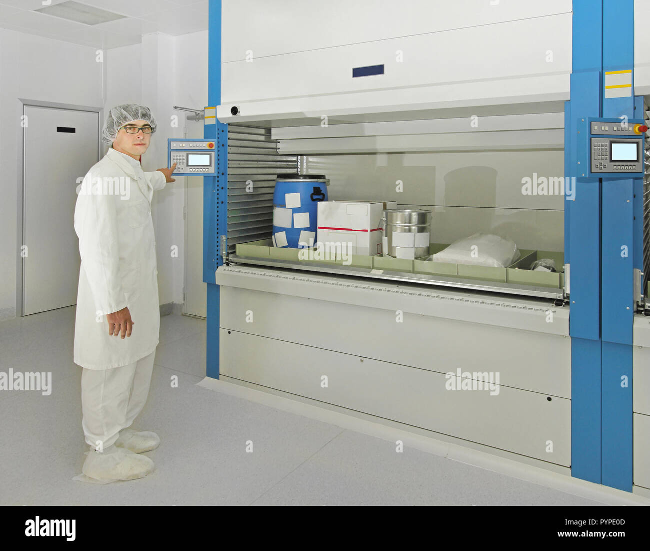 Operator at vertical carousel storage in warehouse Stock Photo - Alamy