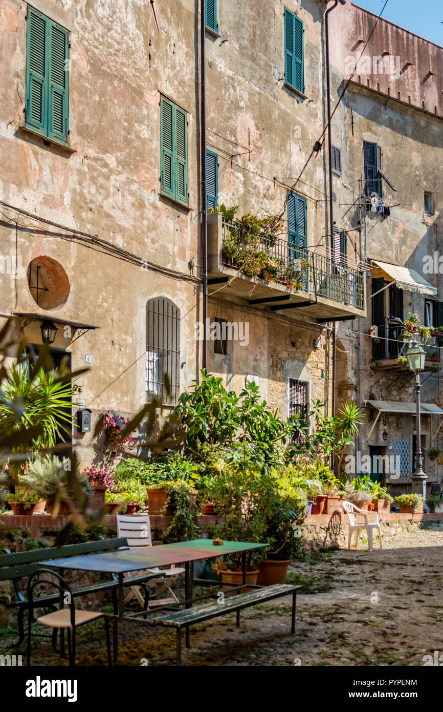 Ancient buildings typical italian medieval hi-res stock photography and ...