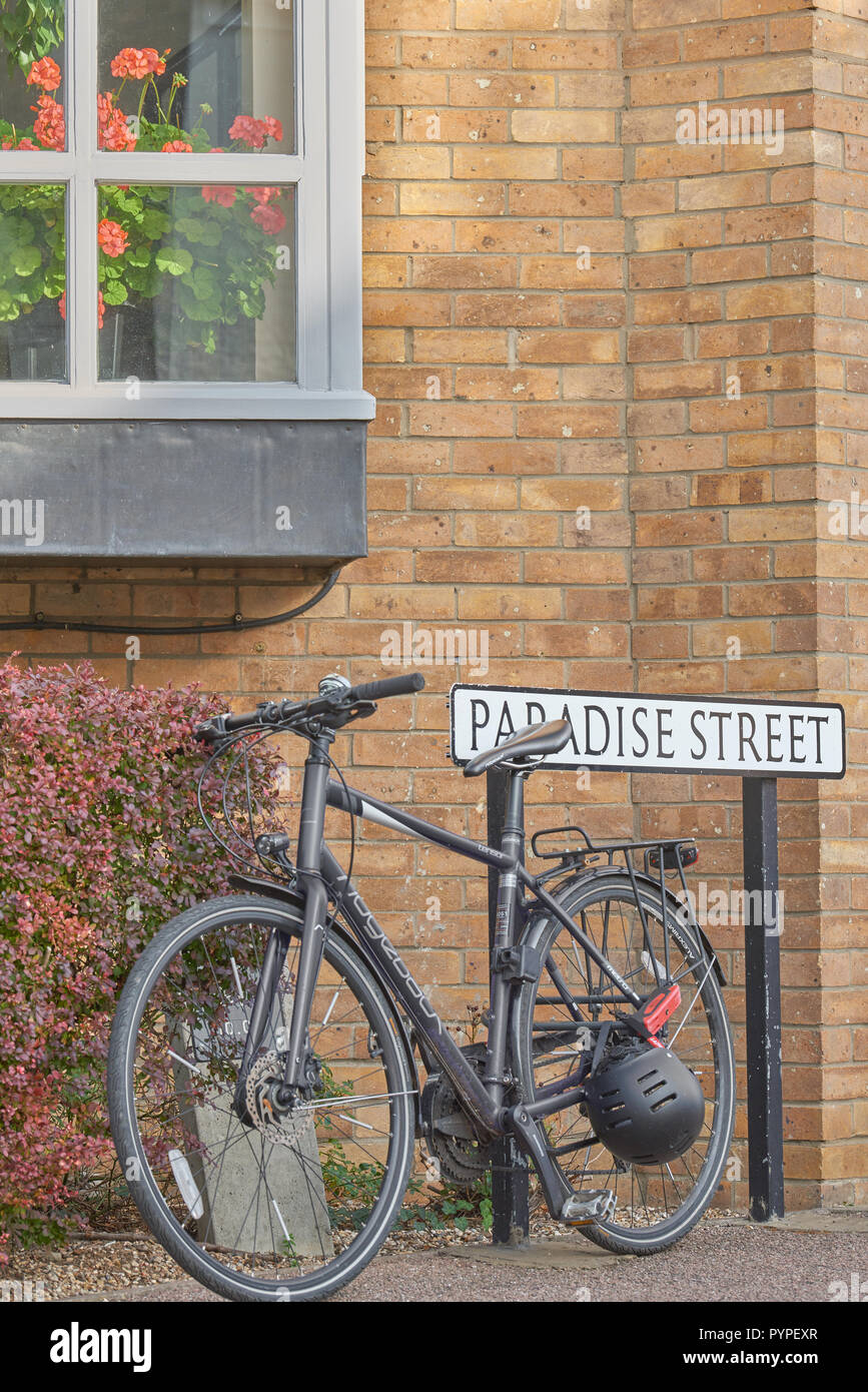 Paradise street sign hi-res stock photography and images - Alamy
