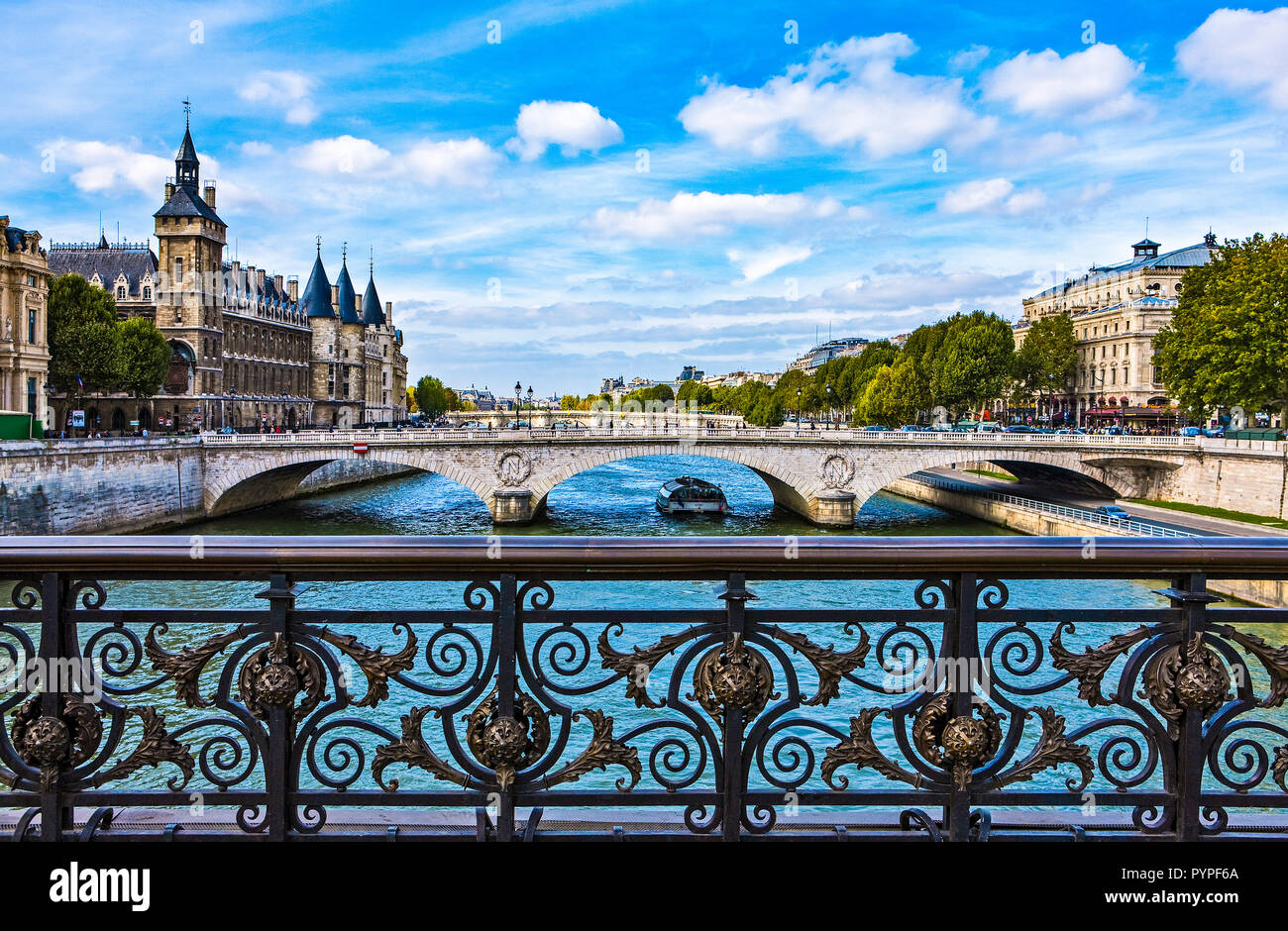 France,Paris, the City Island (l'Ile de la citÃ©),the Notre Dame bridge ...