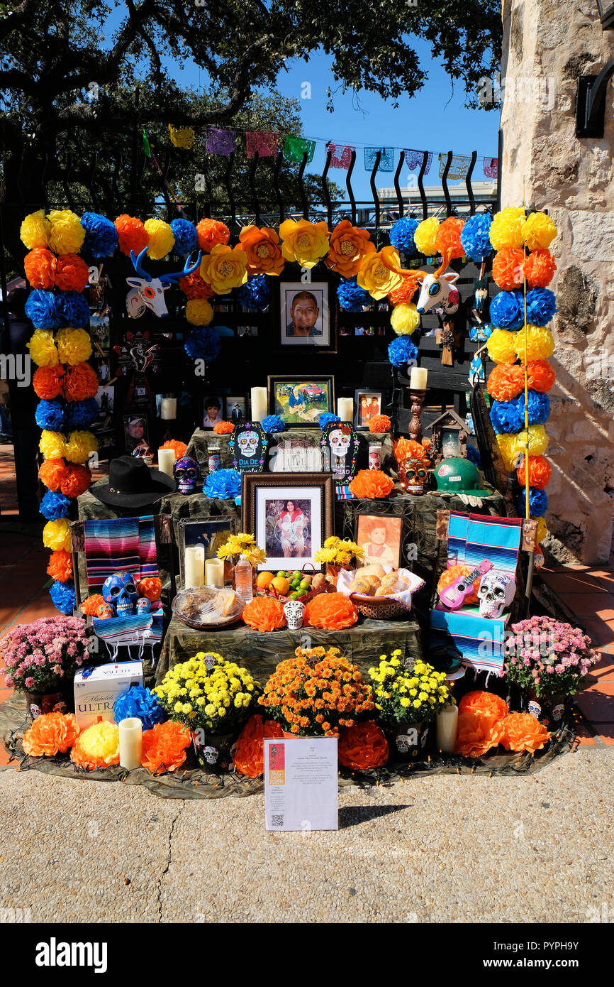 Many dia de muertos altars hi-res stock photography and images - Alamy