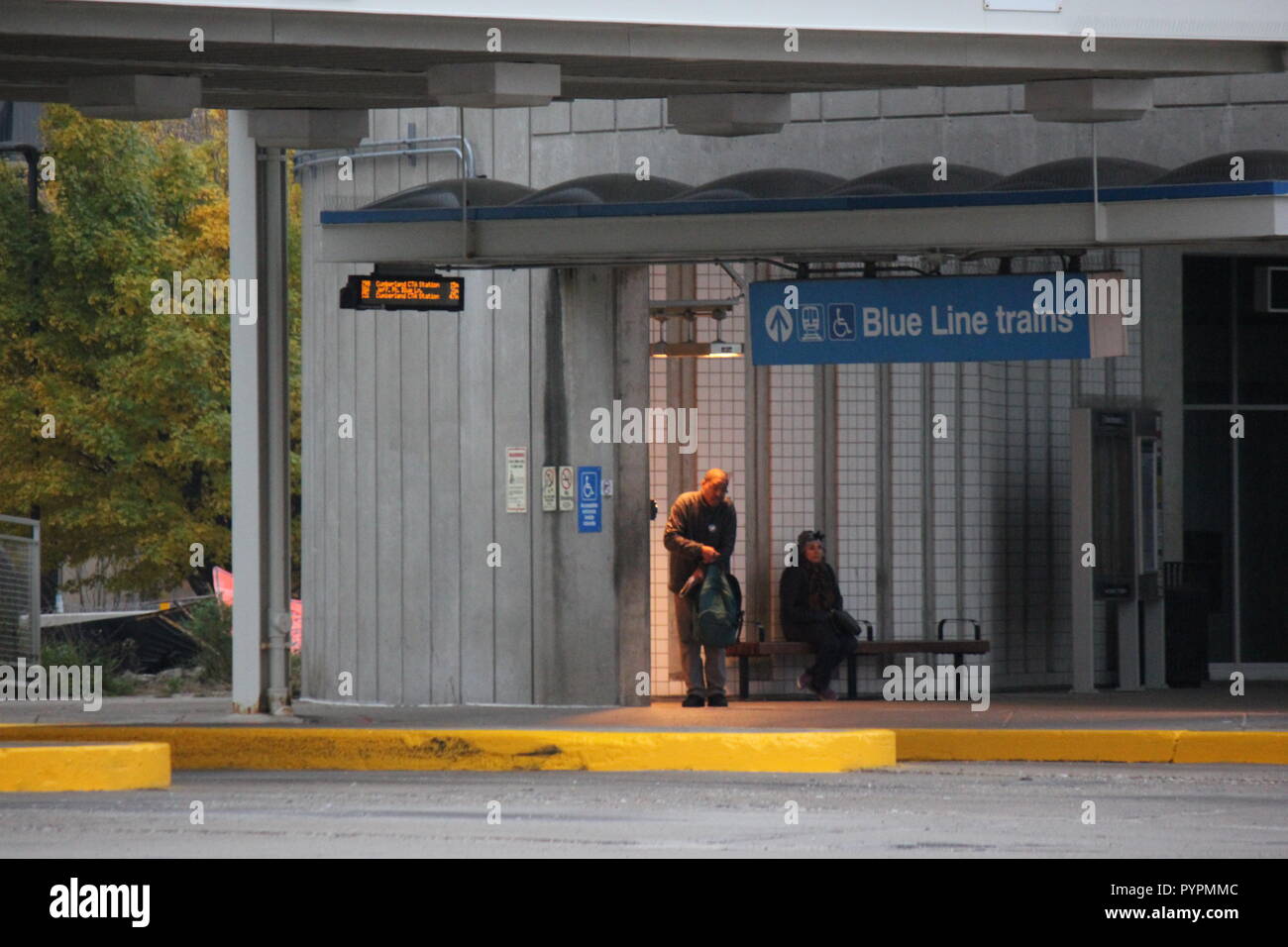 Chicago cta bus stop hi-res stock photography and images - Alamy