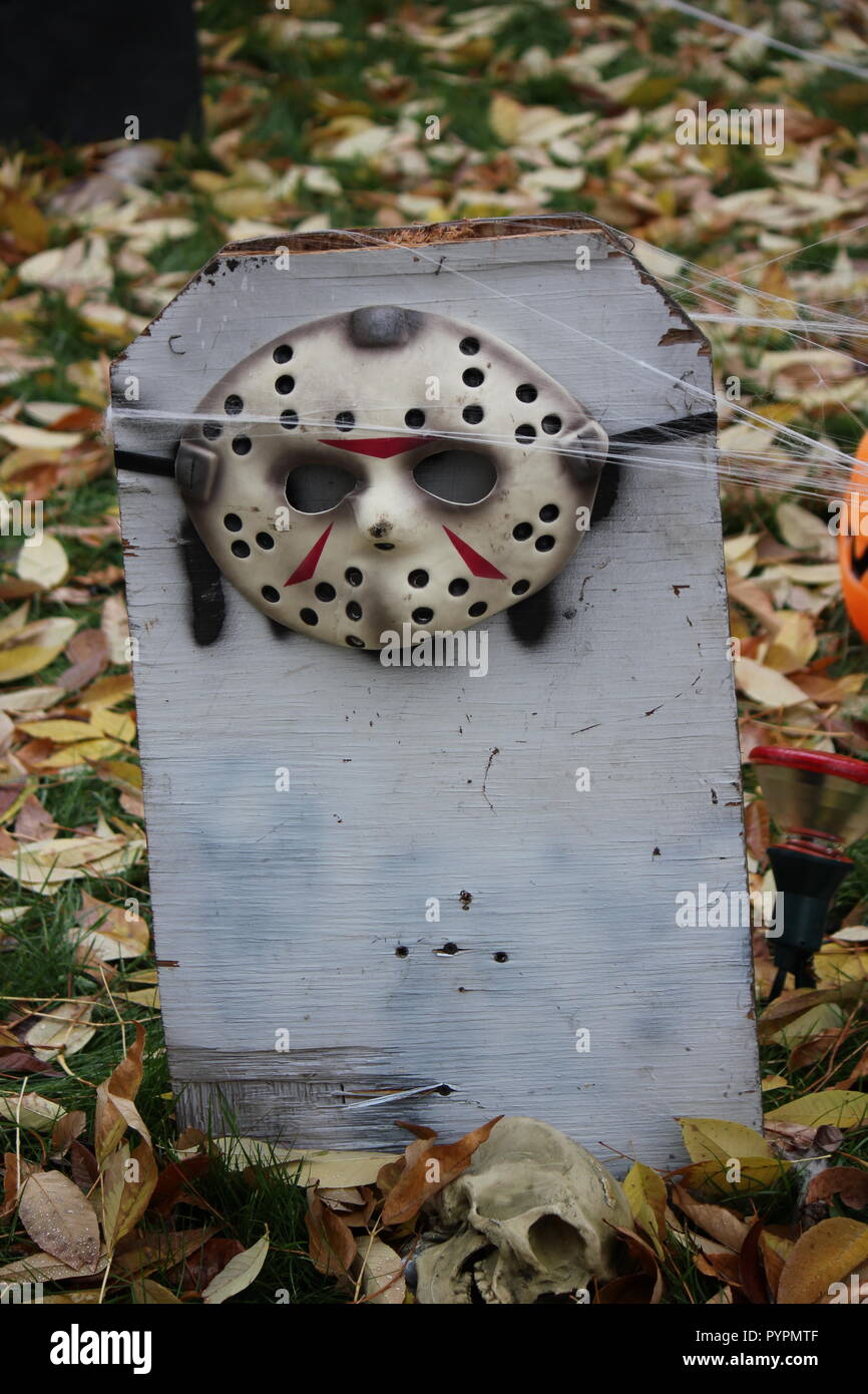 RIP Jason Voorhees tombstone with hockey mask as creative Halloween ...