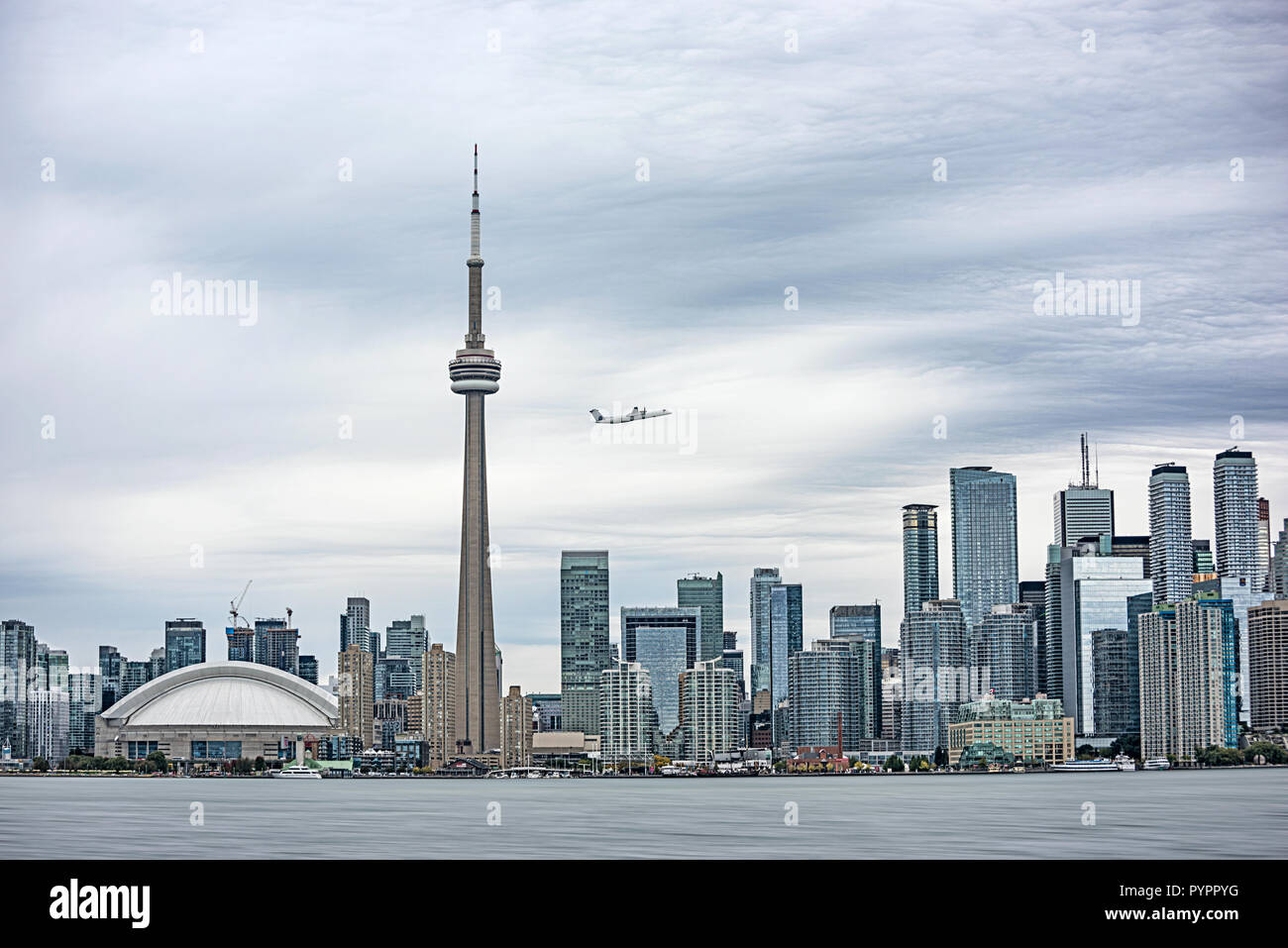 Toronto skyline airplane hi-res stock photography and images - Alamy