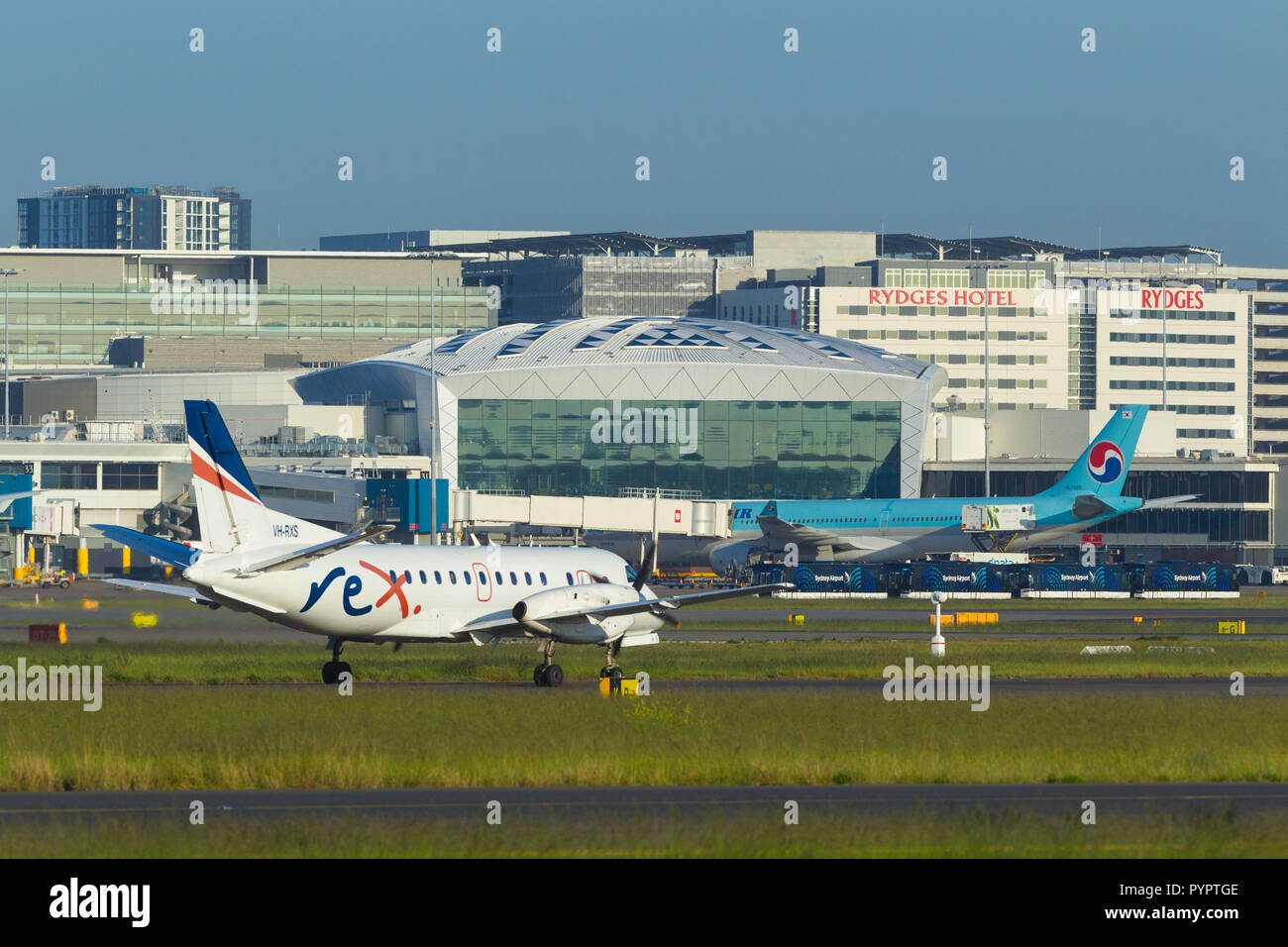 Rex regional airlines hi-res stock photography and images - Alamy