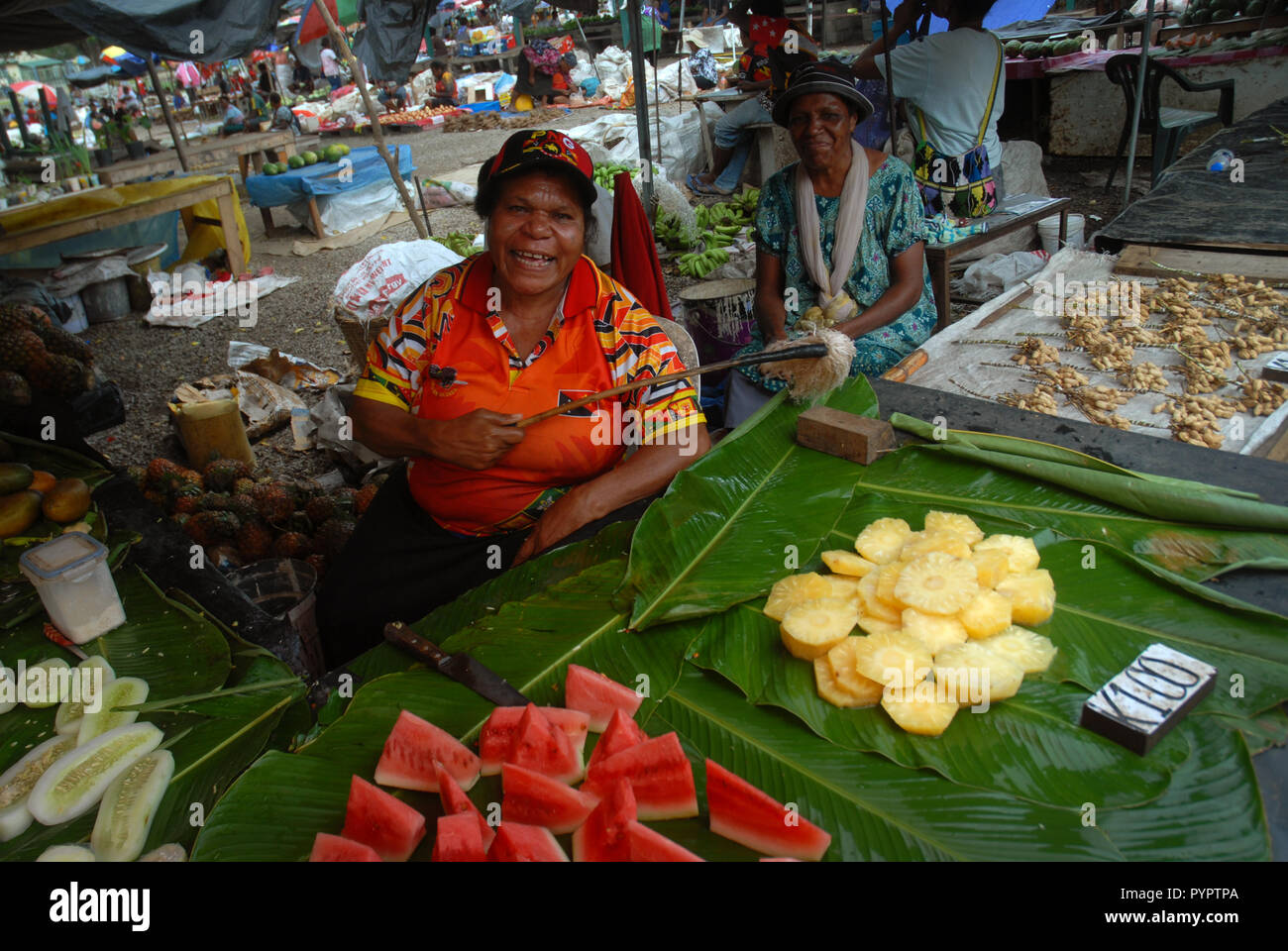 Woman selling pineapples hi-res stock photography and images - Alamy