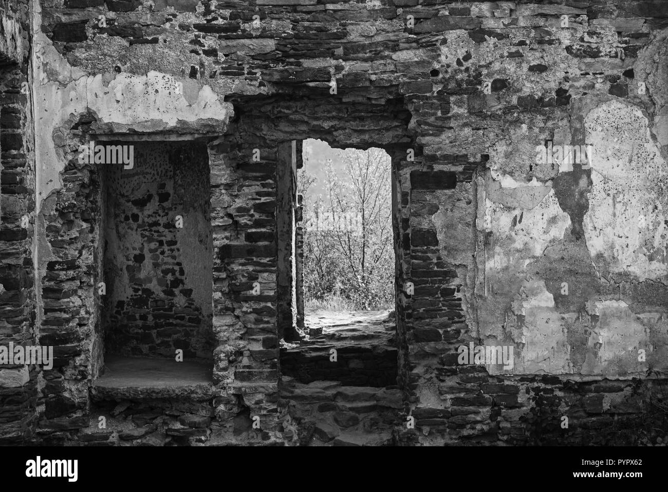 Old wall with breach Stock Photo - Alamy