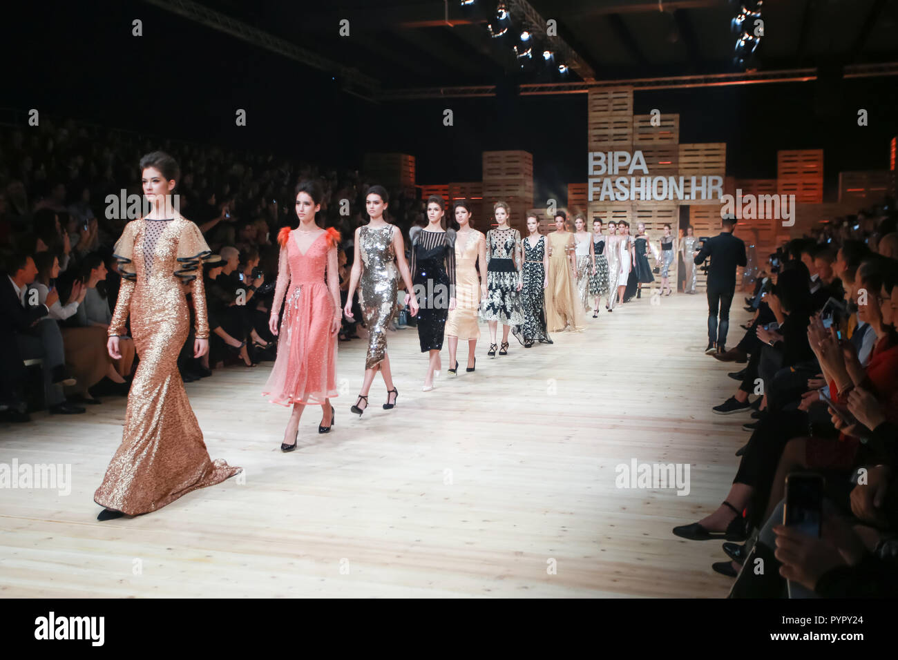 Group models walking runway hi-res stock photography and images - Alamy
