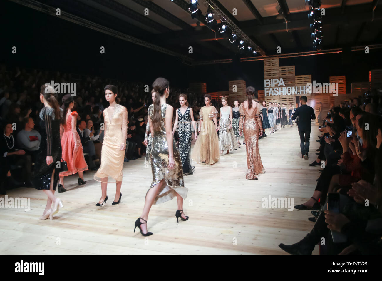 Group models walking runway hi-res stock photography and images - Alamy