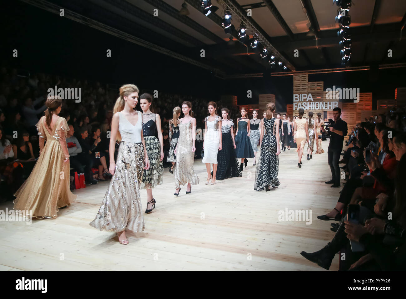 Group models walking runway hi-res stock photography and images - Alamy